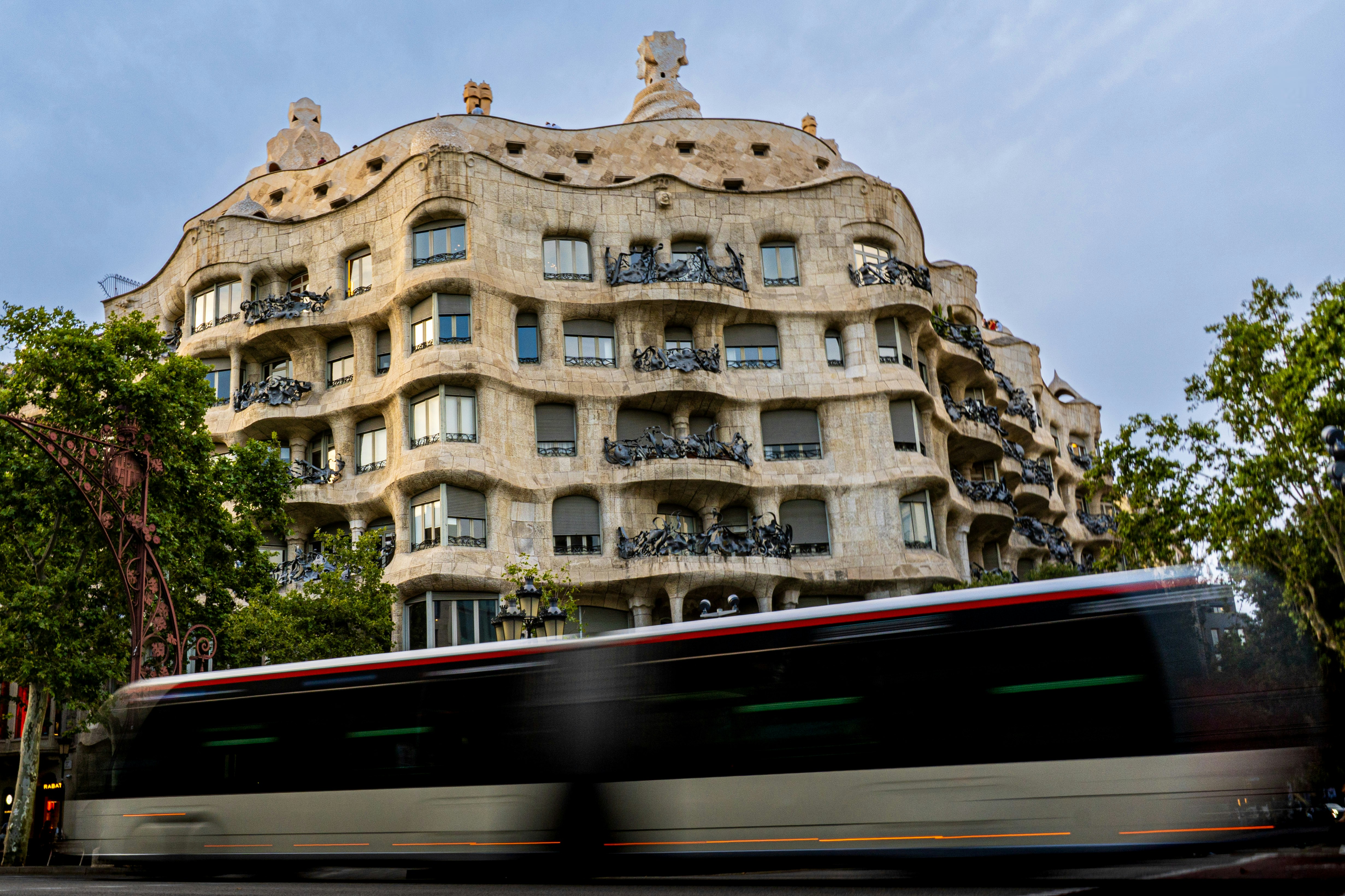 Fluid Facade: Gaudí-inspired Curves Meet City Motion