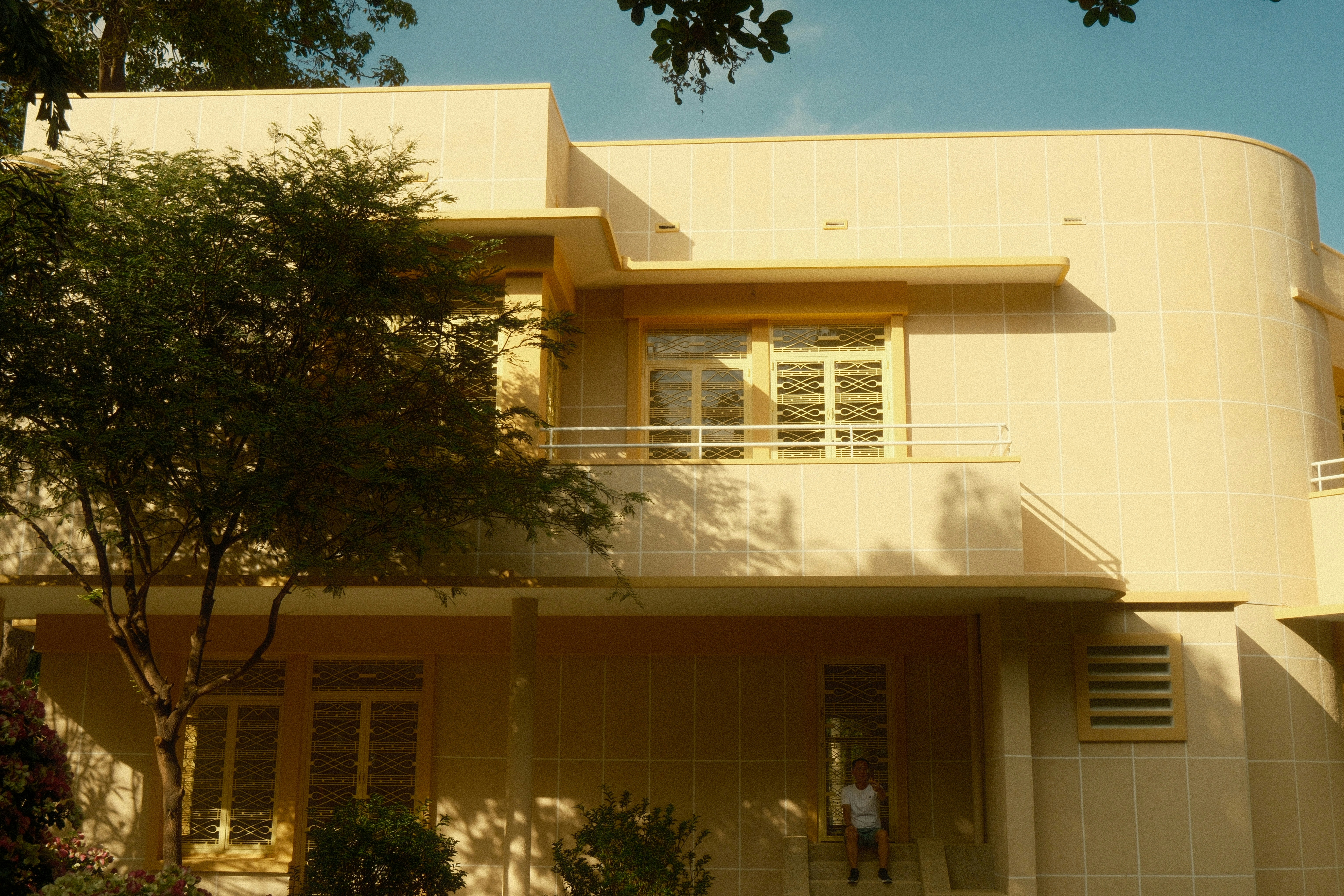 Sunlit Terrace Overhang on a Neutral Facade