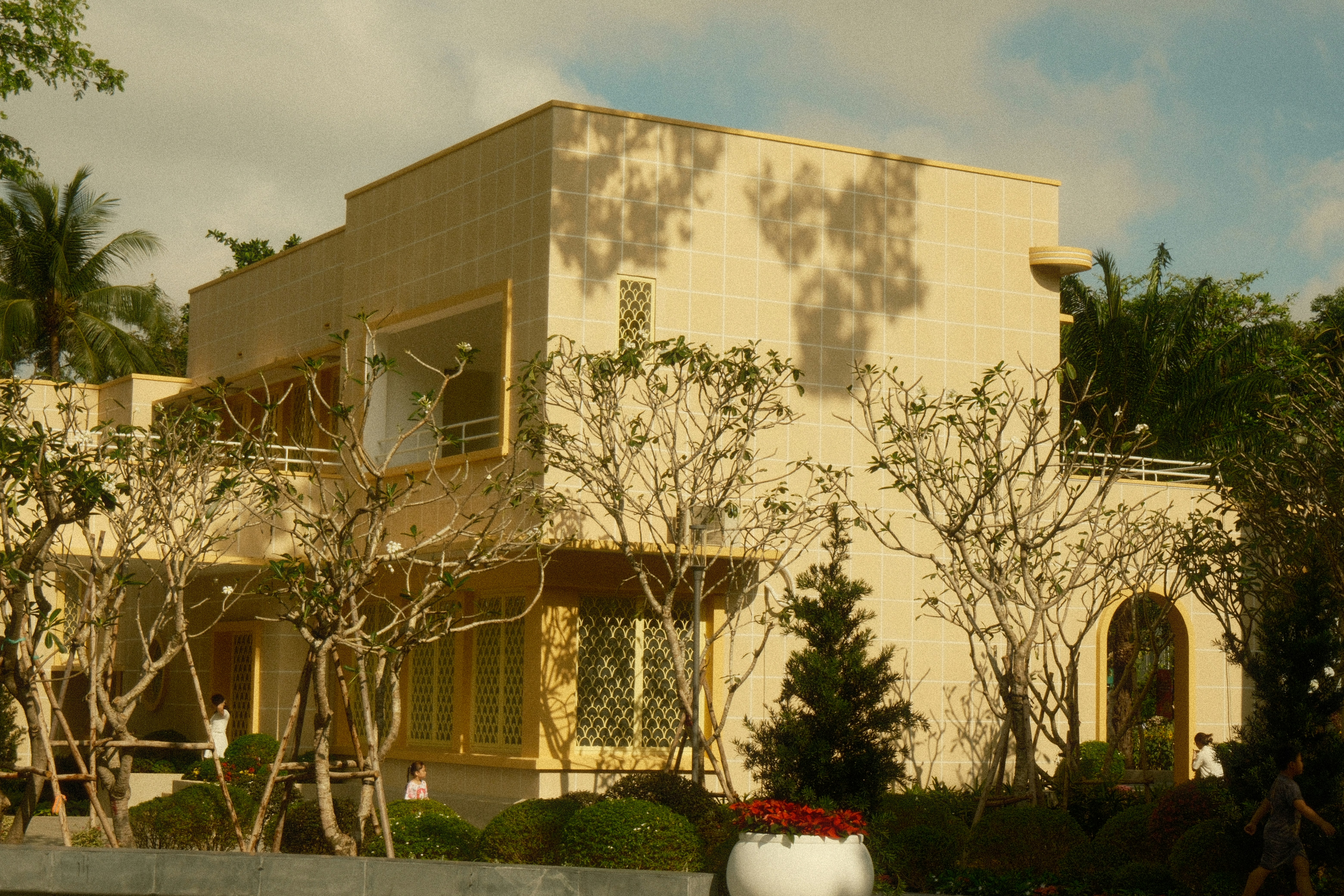Sunlit Villa: Quiet Geometry of a Modern Compound