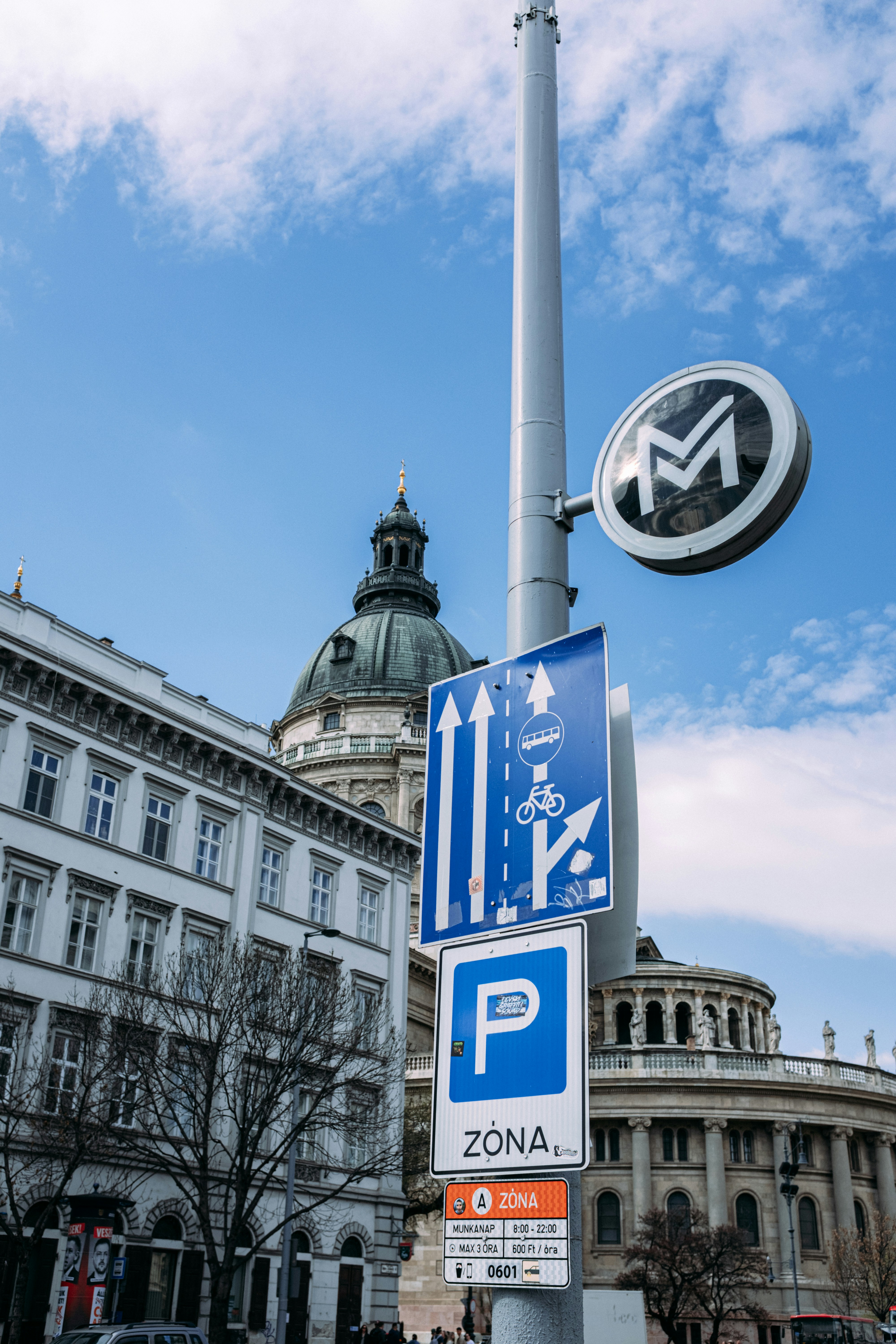 Urban Transit Signage Under a Dome: A European Arcadescape