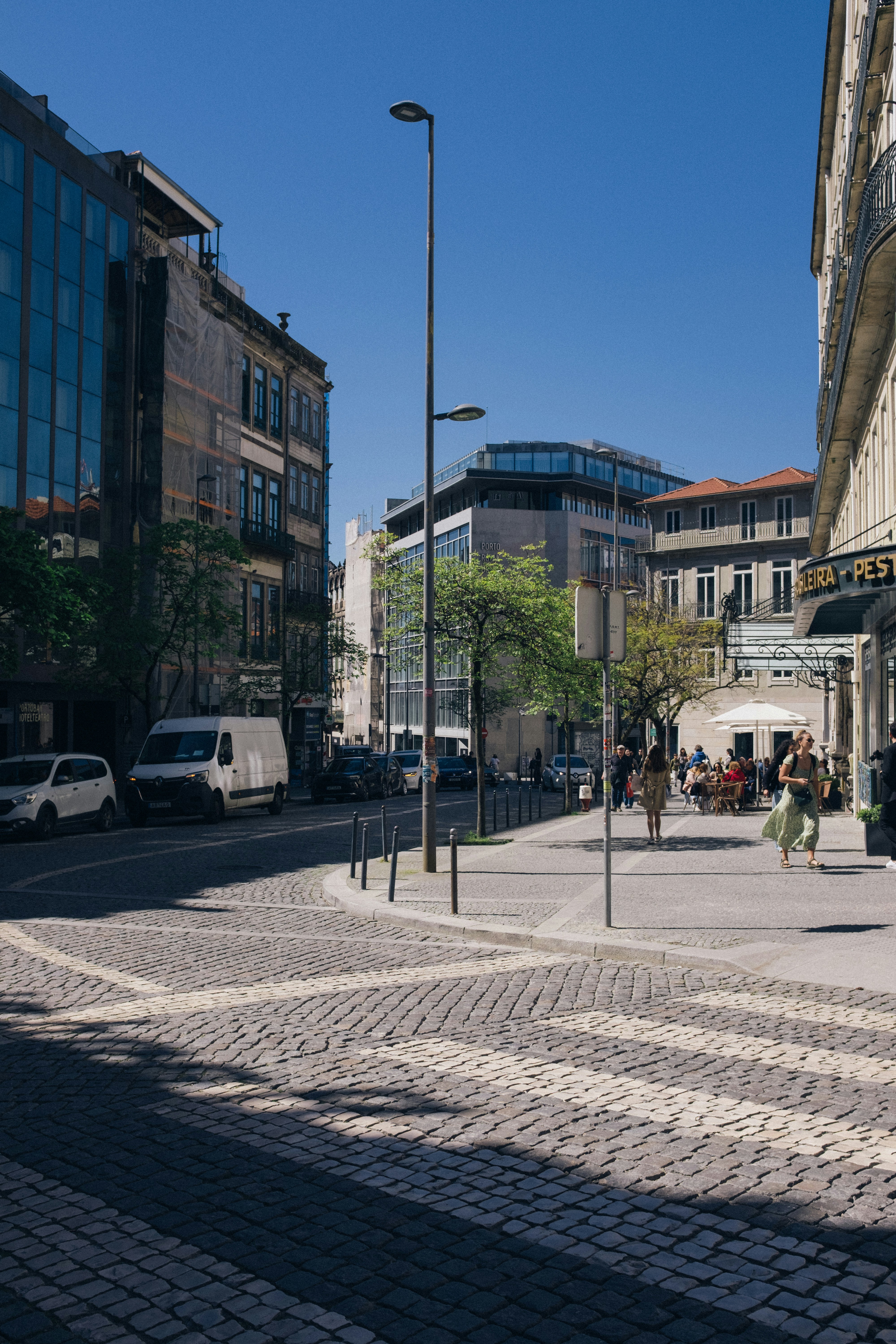 Sunlit Avenida: A Quiet City Walk Between Glass and Stone