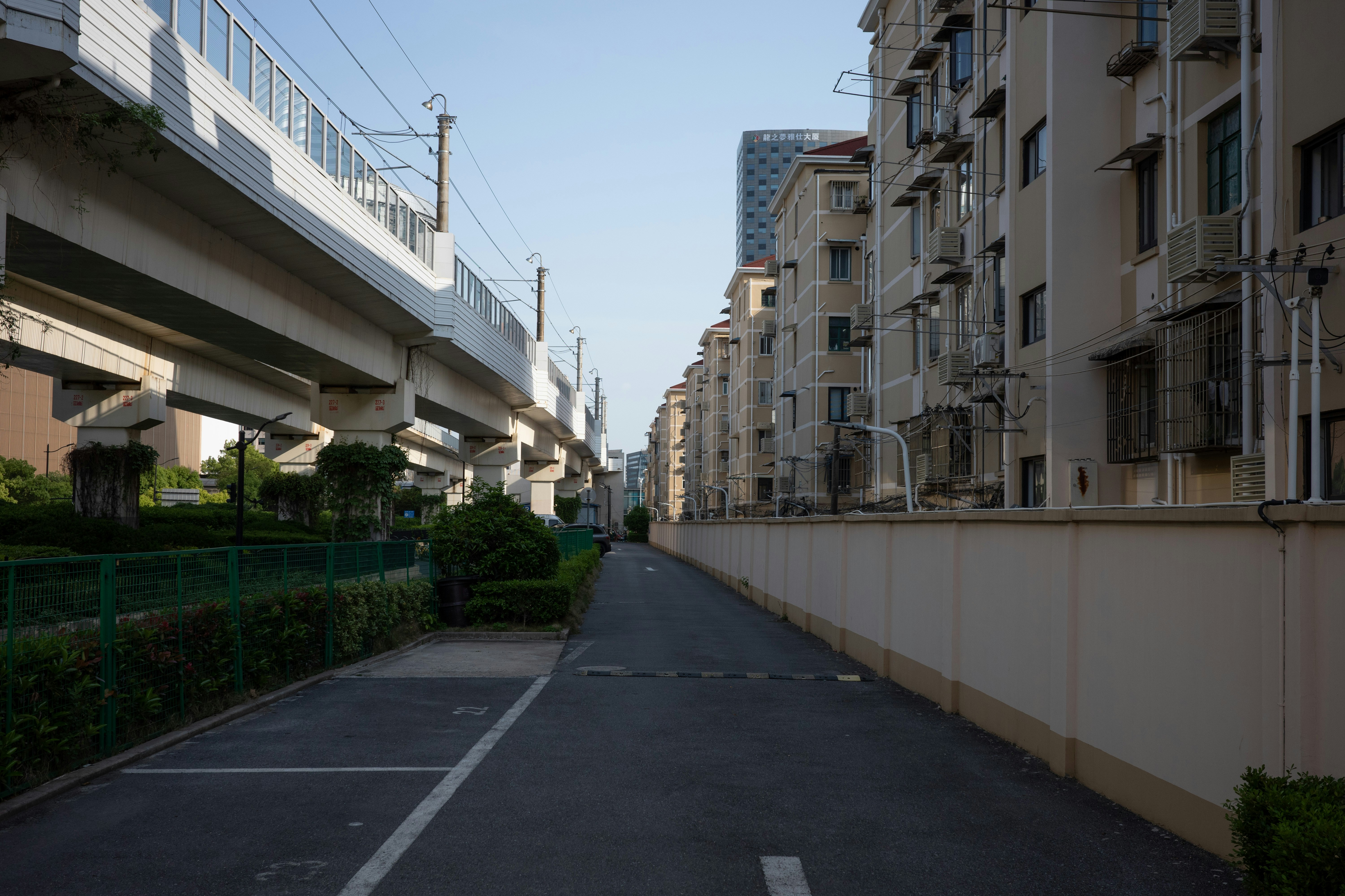 Midtown Corridor: A Quiet City Spine Between Bridges