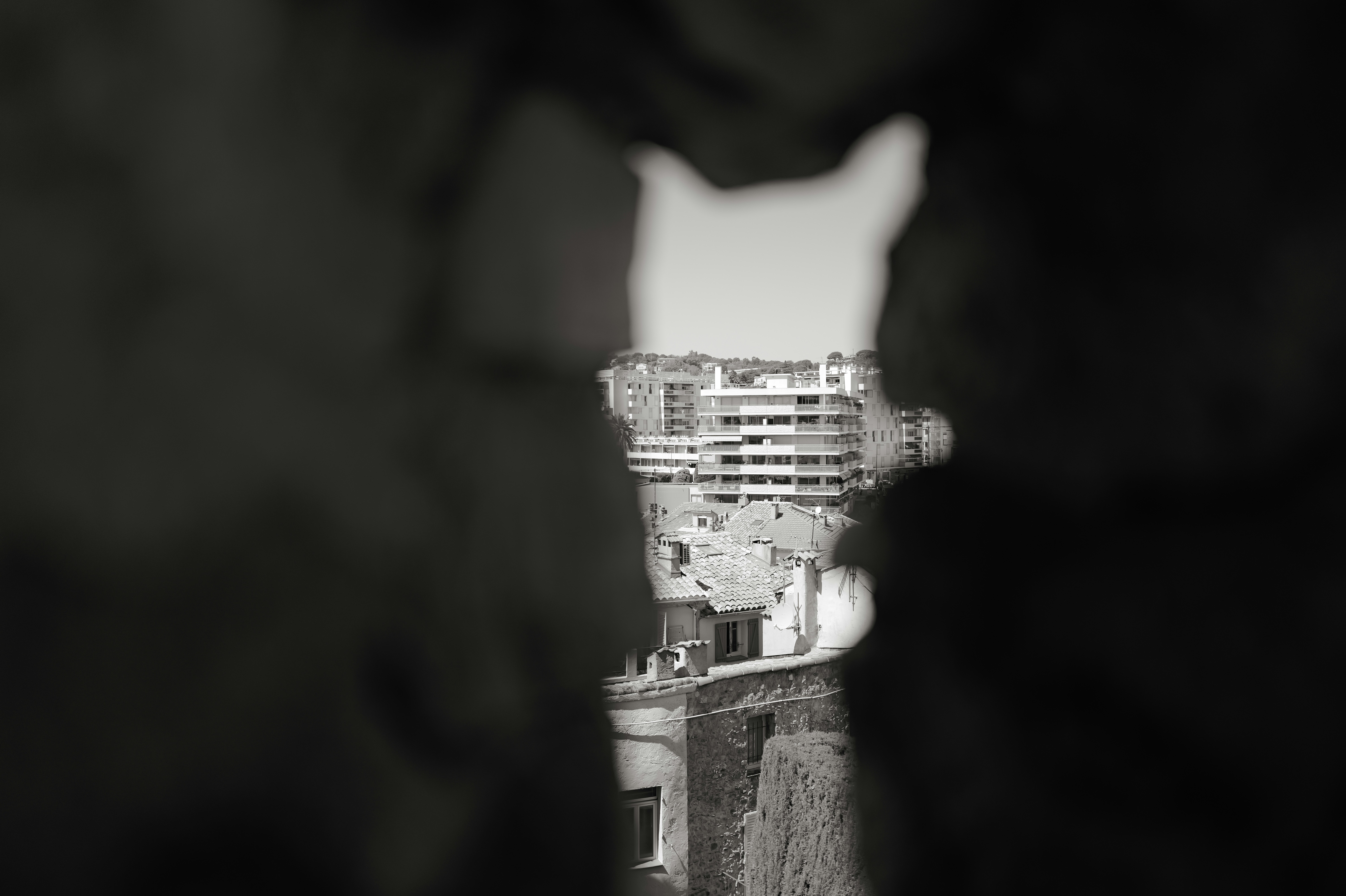 Hidden City Through a Narrow Gap