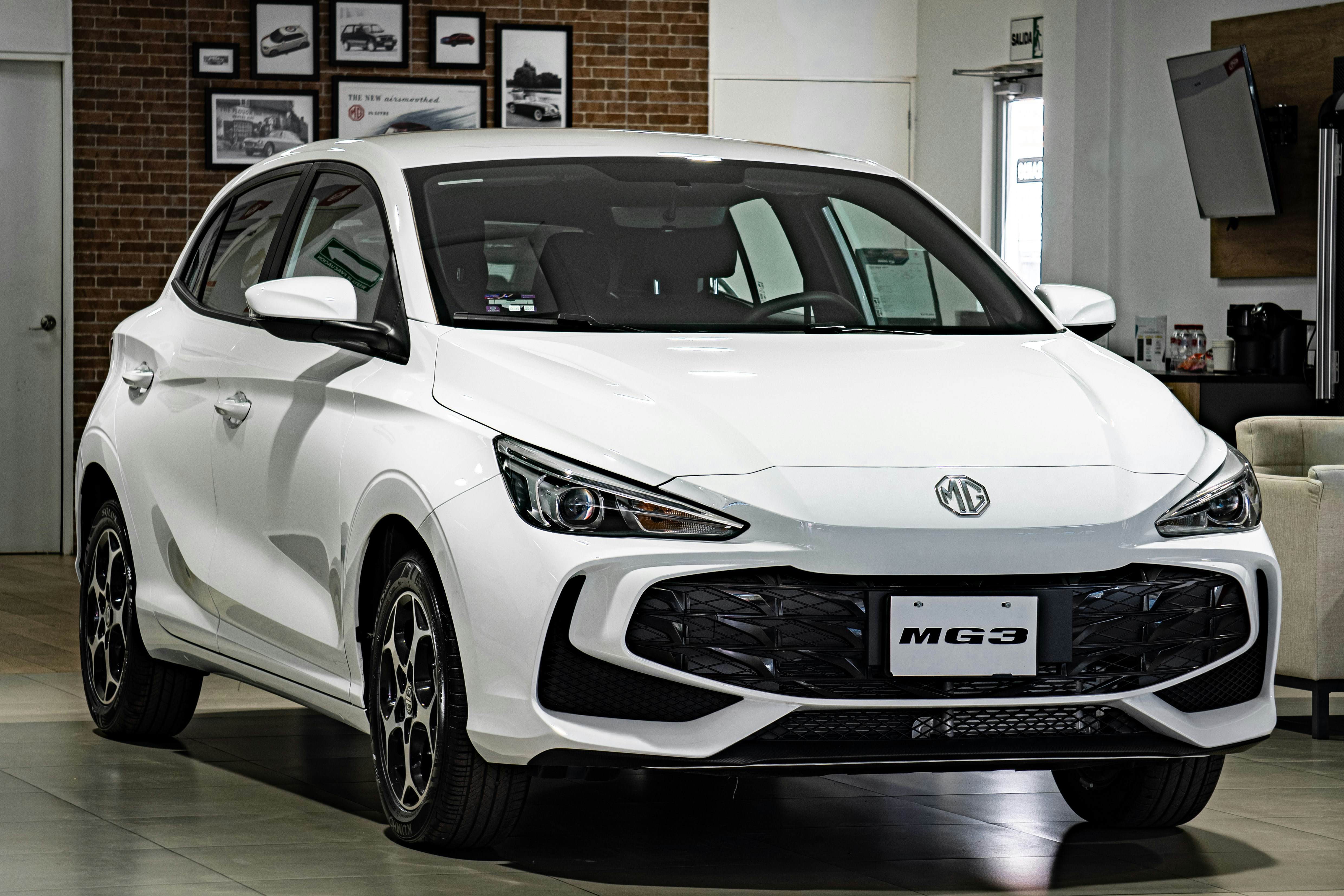 MG3 on Show: A White Hatch in a Modern Studio