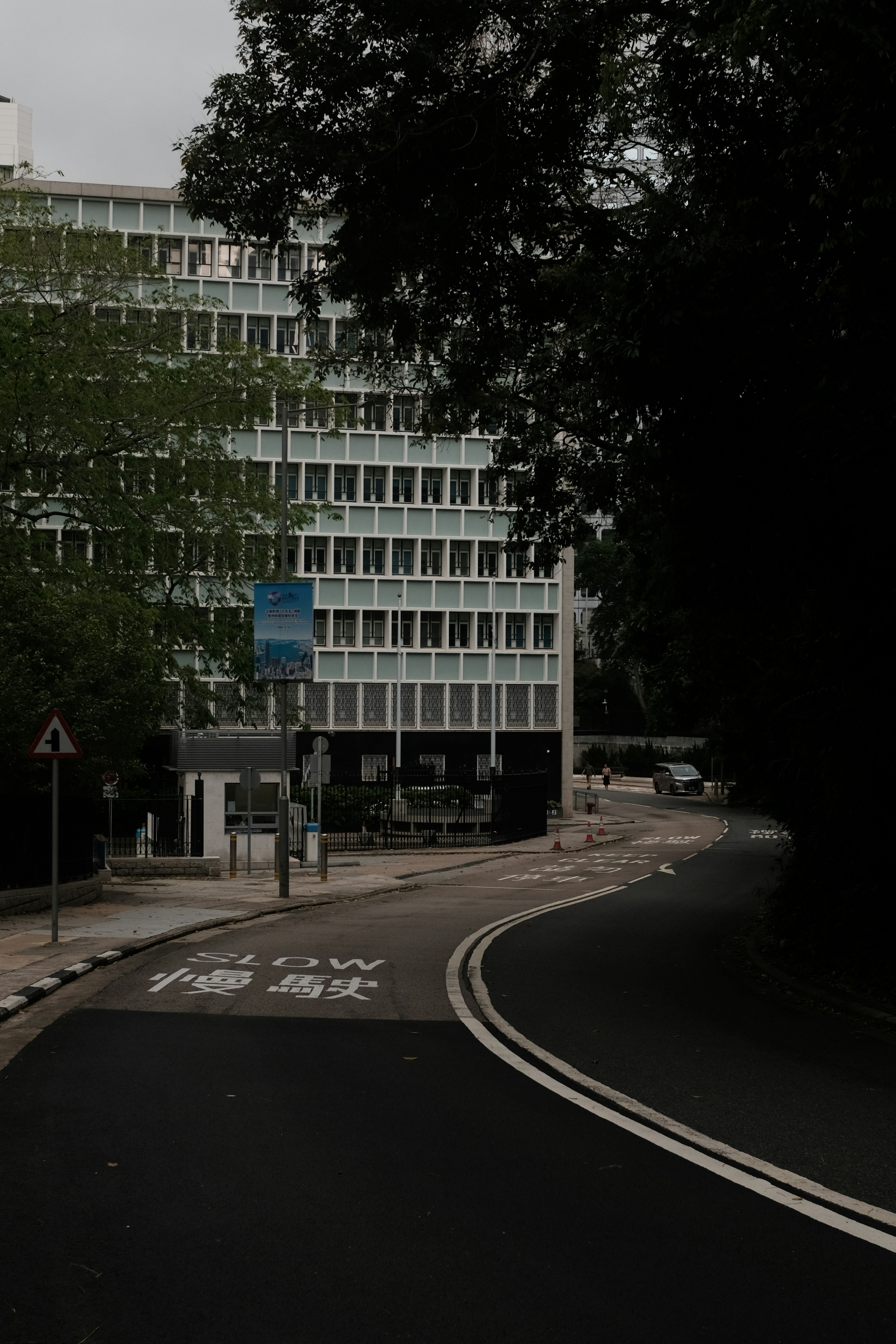 Urban Corridors: The Quiet Bend Toward a Modernist Building
