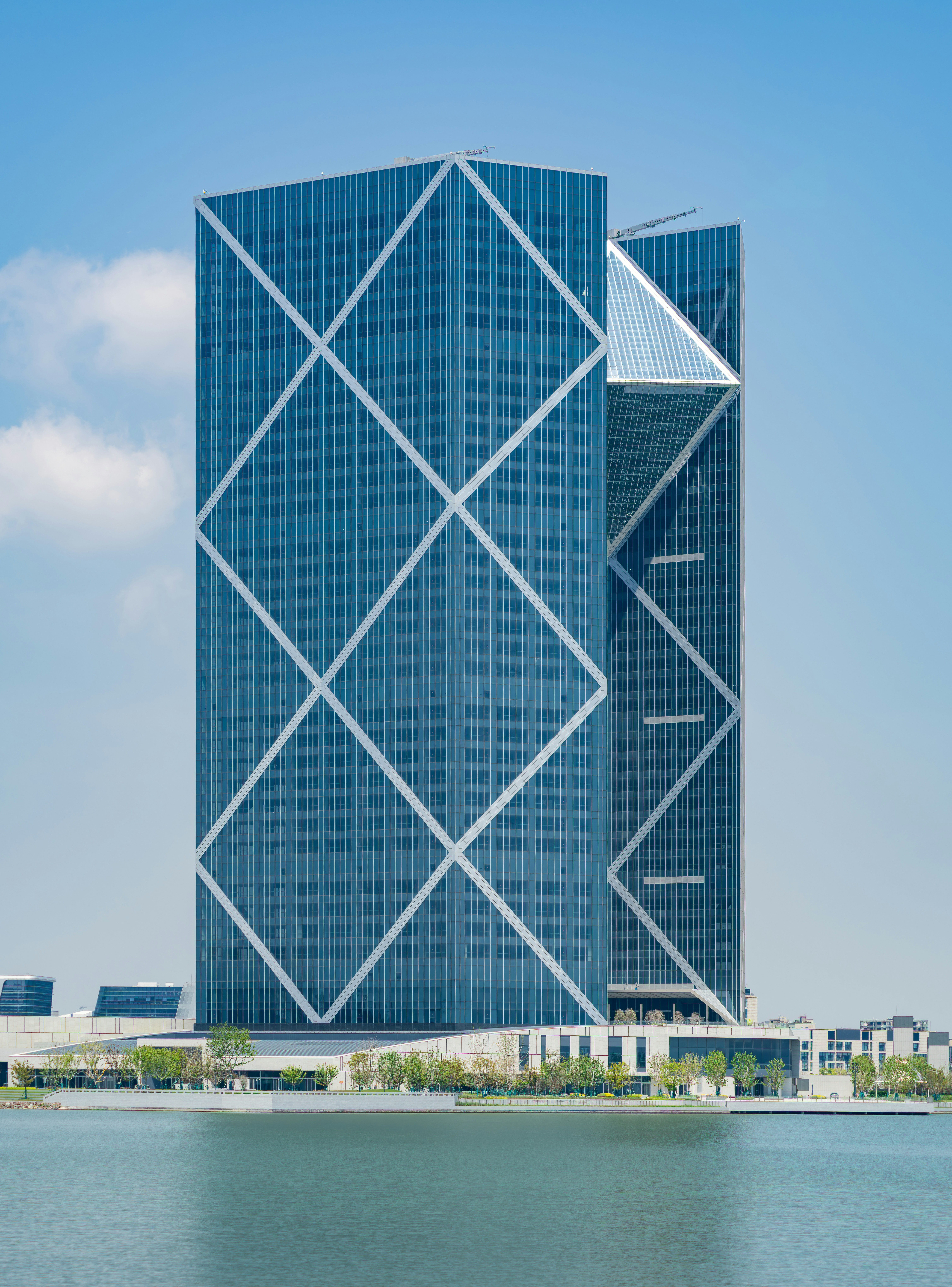 Diamond-Patterned Skyscraper Rising Over the Waterfront