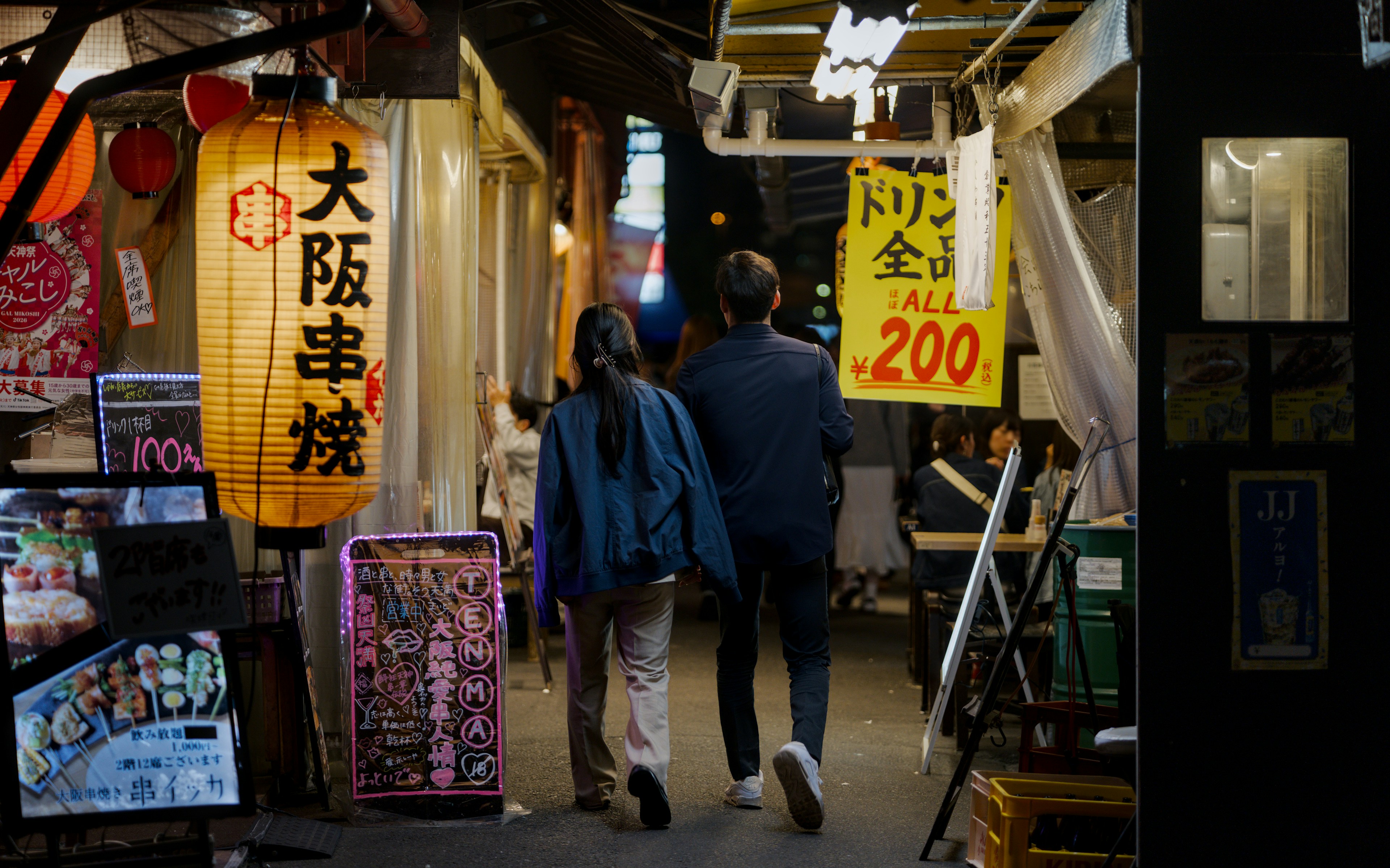 Lanterns and Lanterns: A Narrow Osaka Alley Stroll