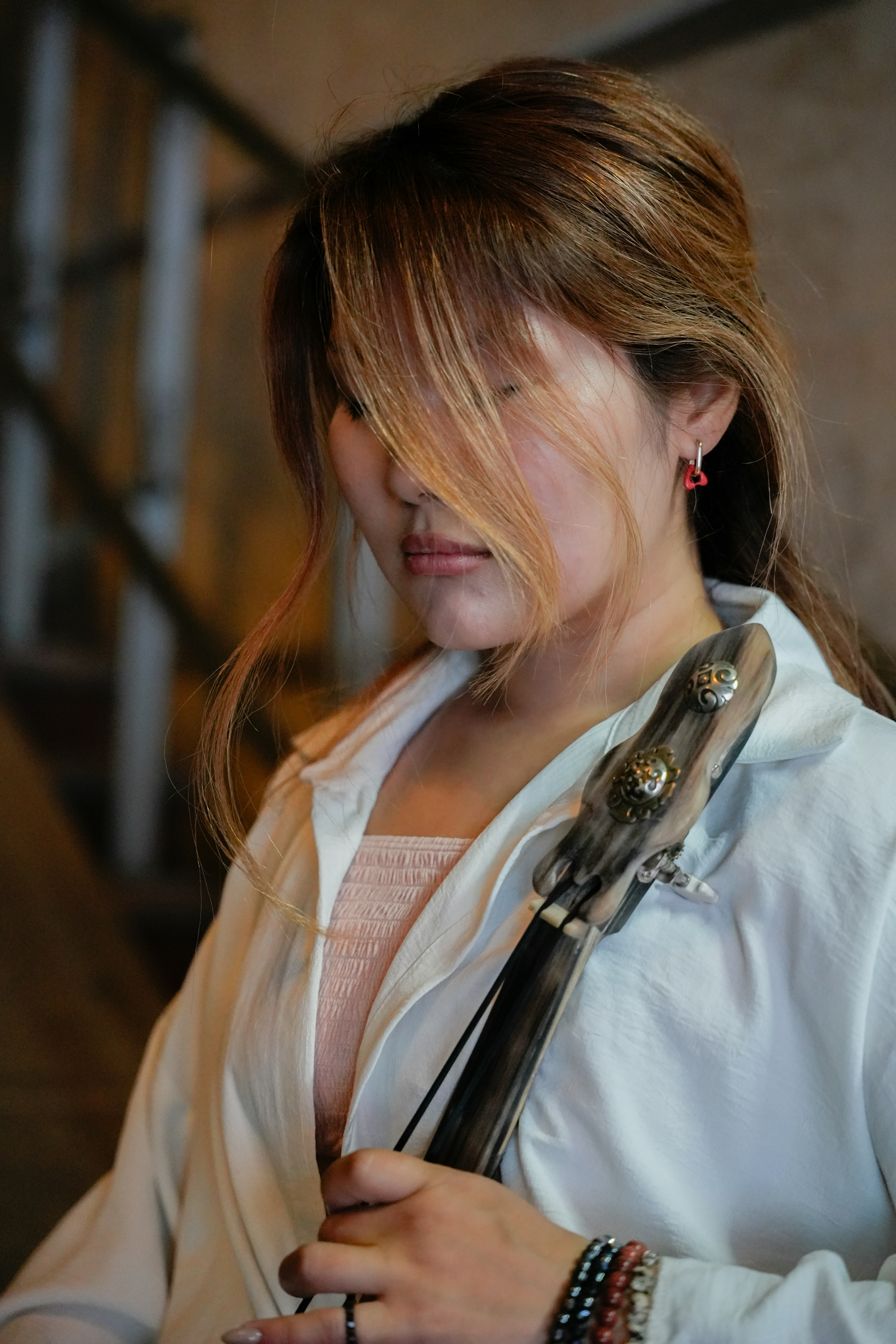 Portrait of a violinist: calm focus in a backstage moment