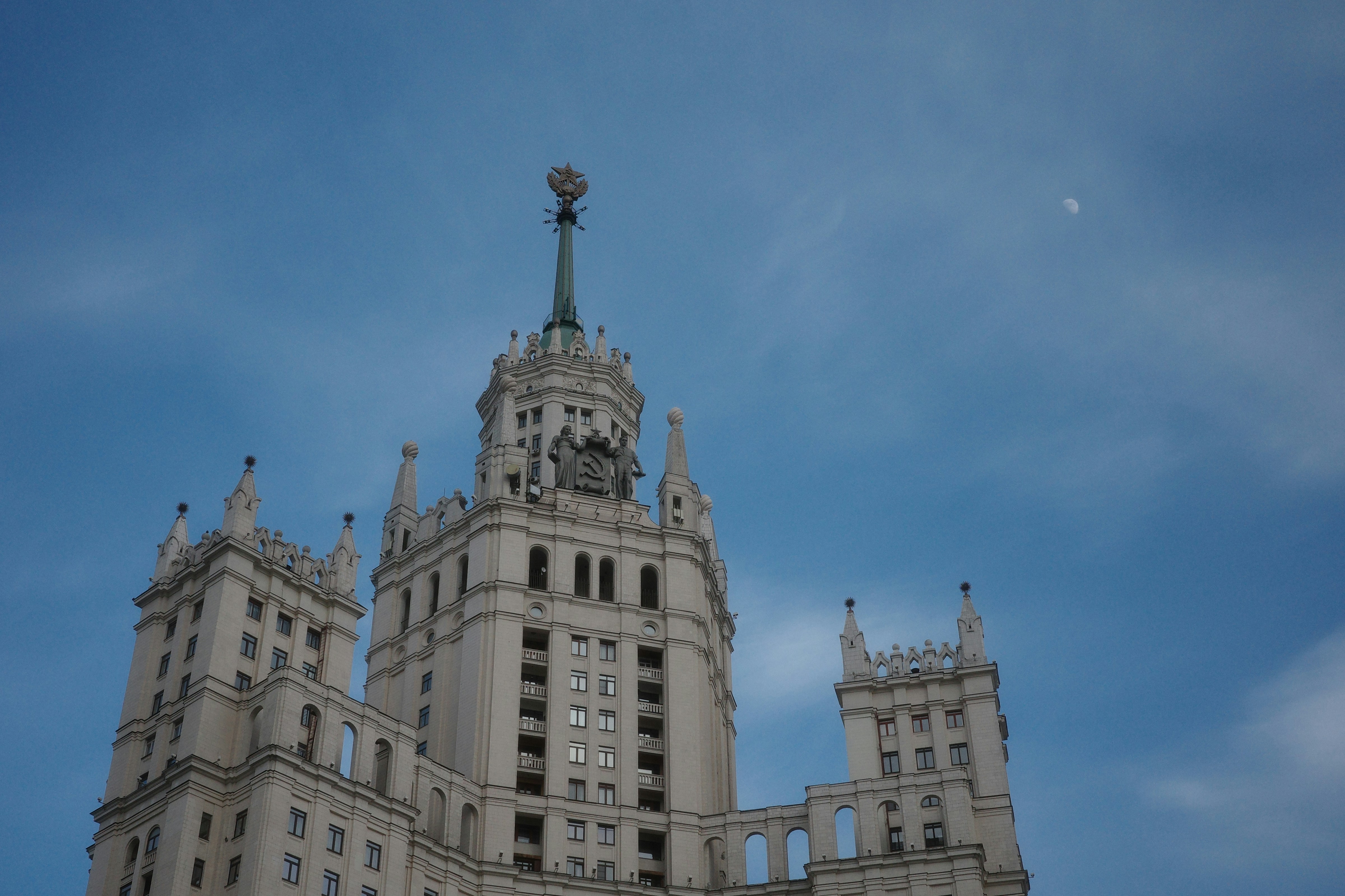 Towering Spires Against a Clear Blue: Cityscape’s Prominent Facade