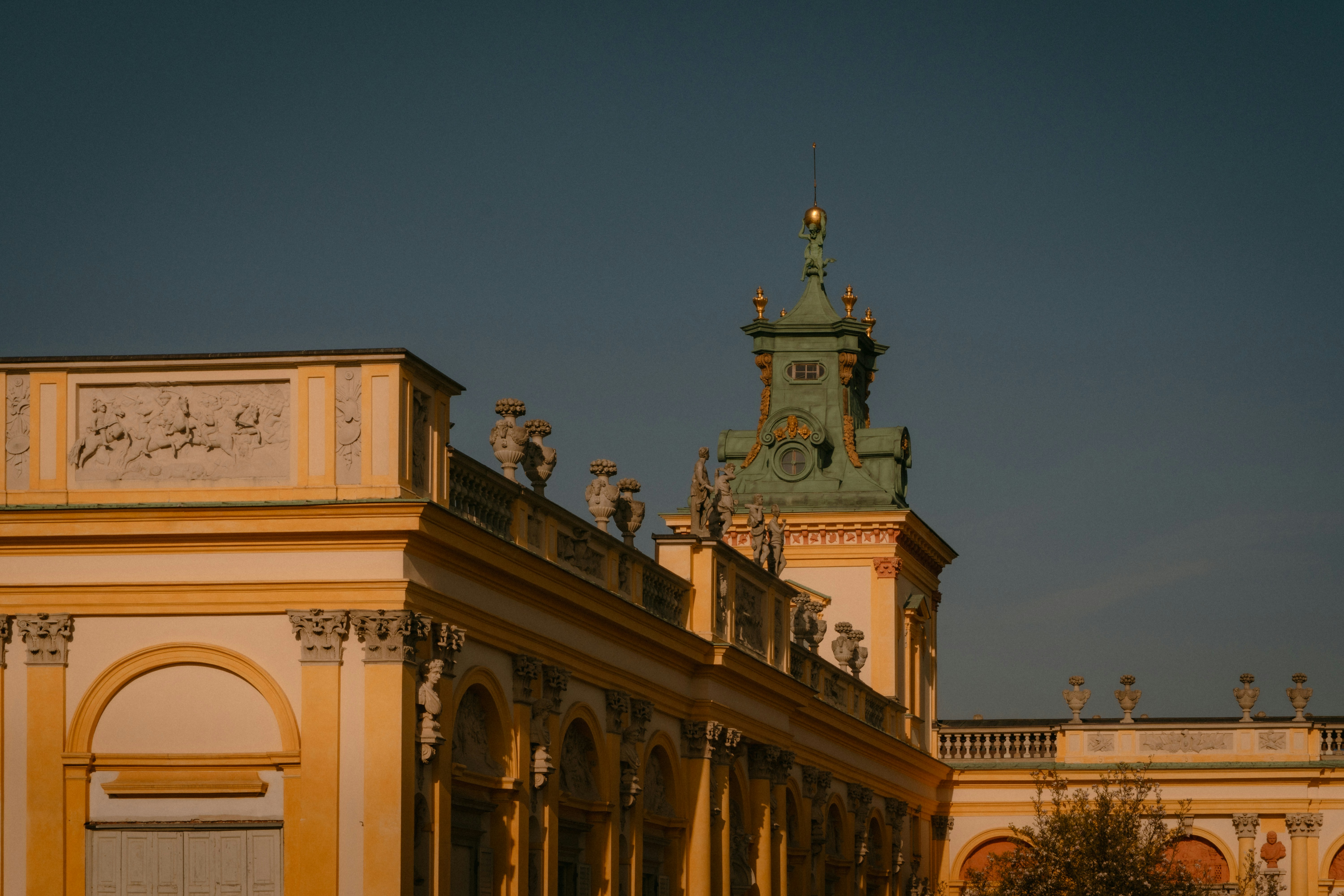 Golden Terrace: Sculpted Facades Under a Cenital Veranda