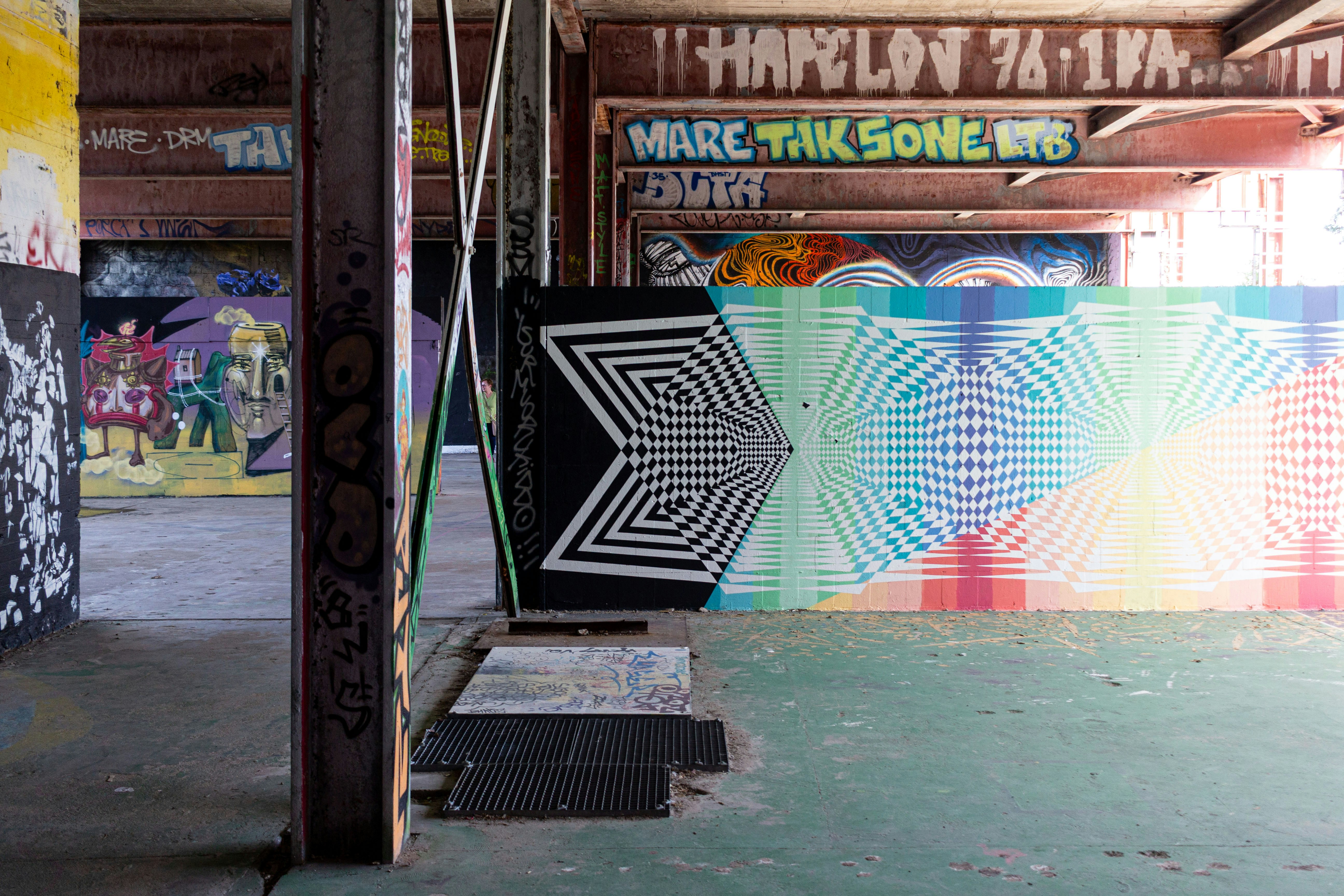 Angles in a Graffiti Chamber: Geometric Walls Meet Industrial Pillars