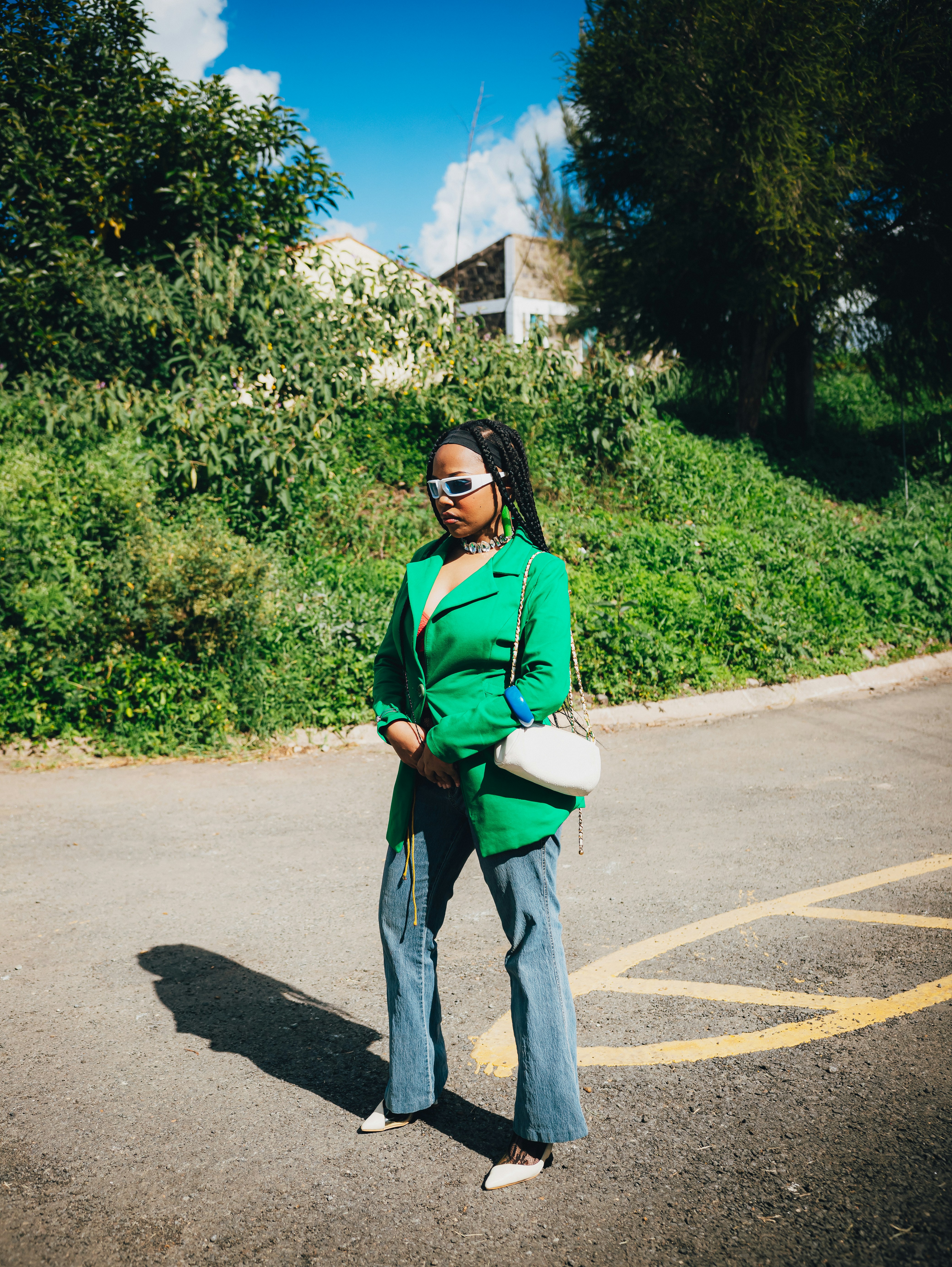Green blazer, bold stance: street style in full sun