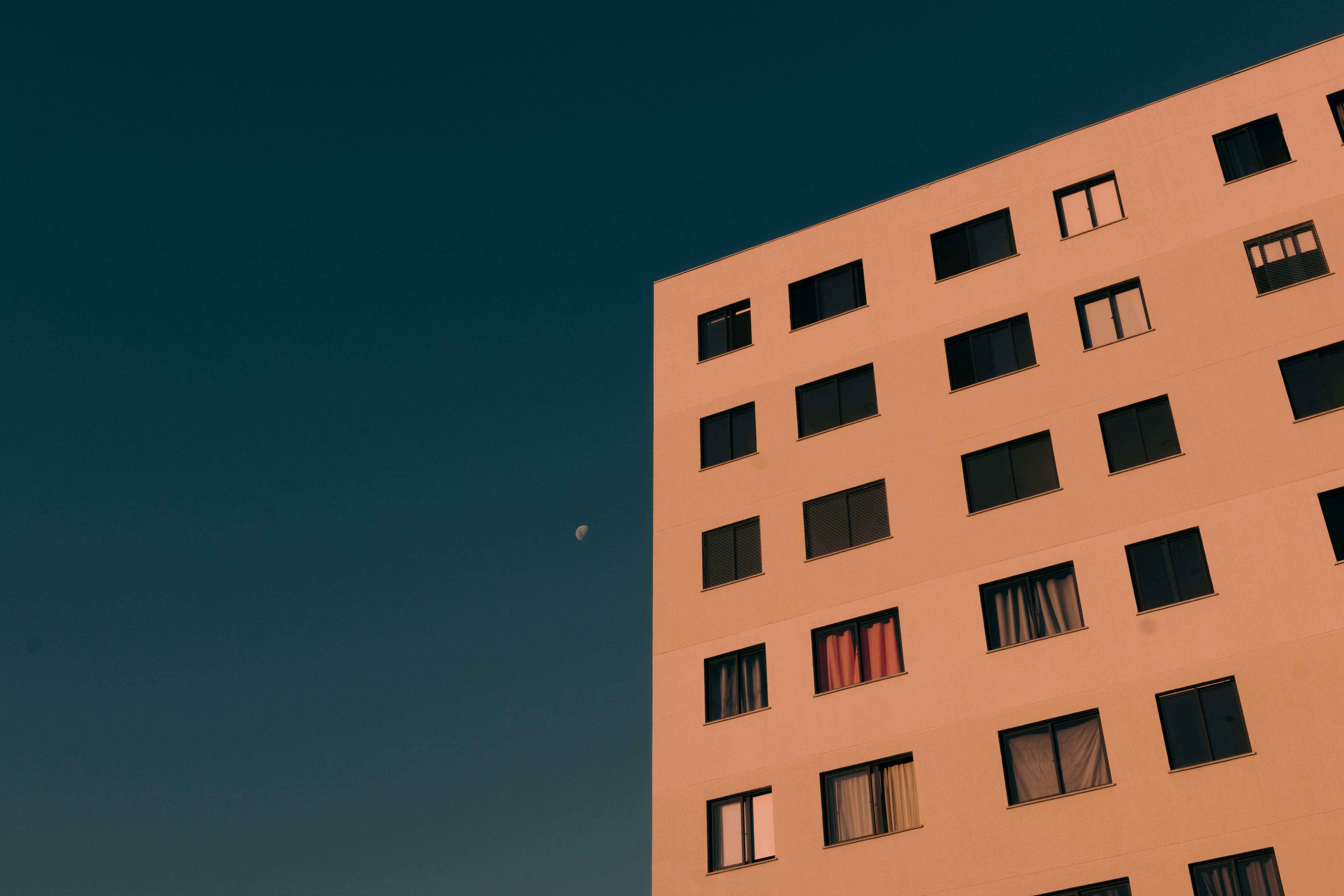 Sunlit Facade: Geometry and Dusk in a Quiet City Block