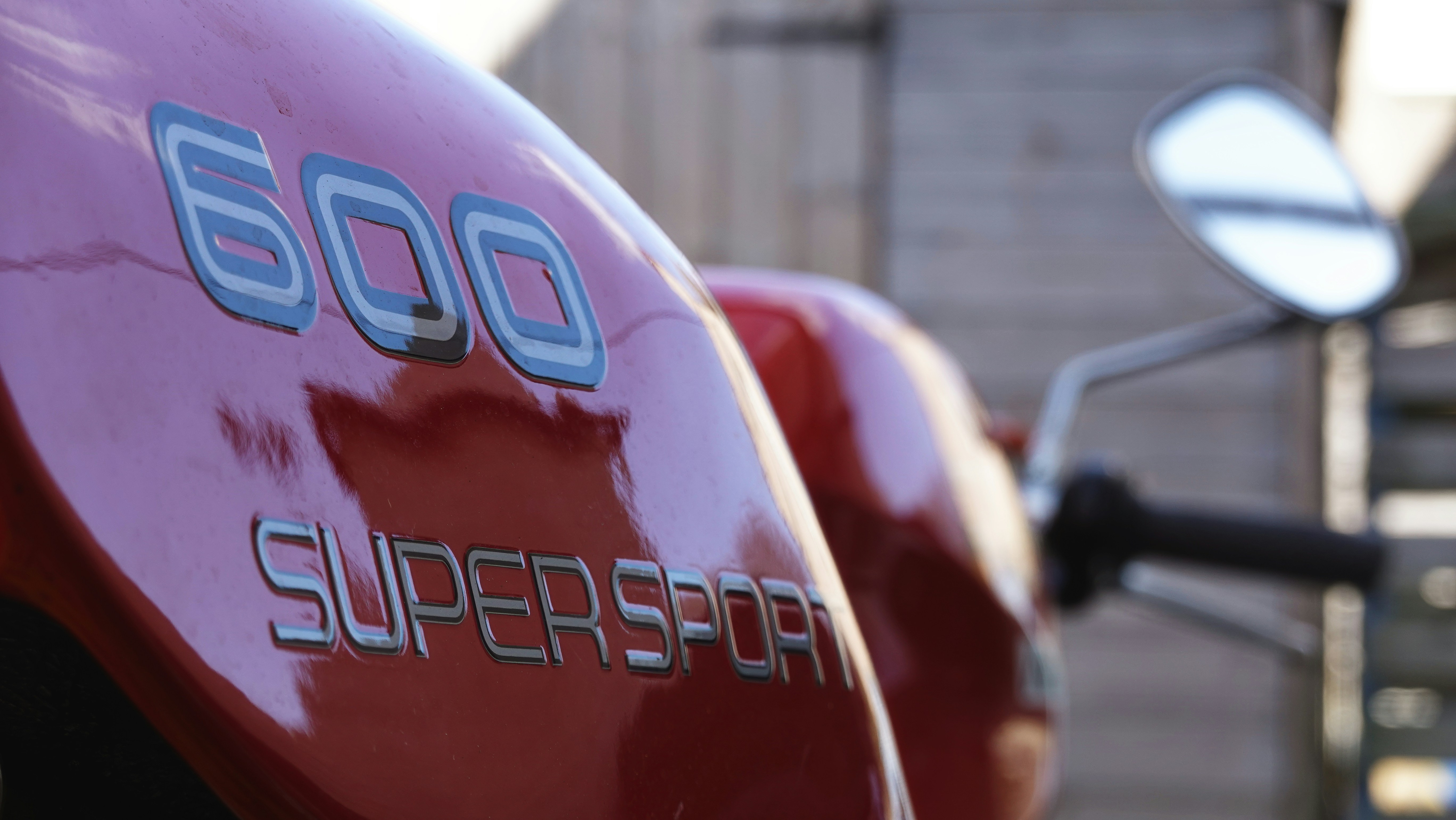 Glossy red 600 SuperSport Emblem Bites Backlight