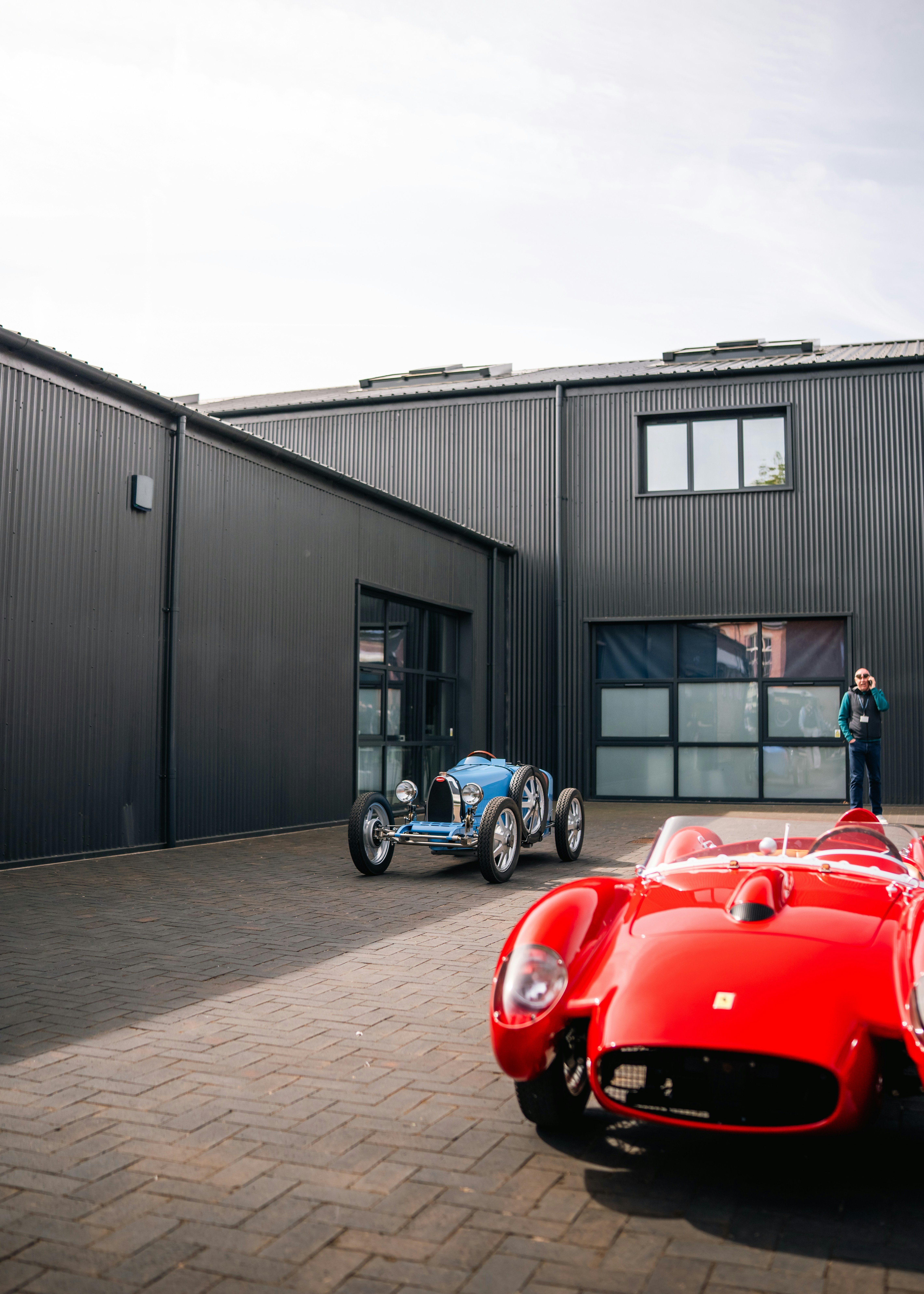 Red Euphoria in the Courtyard: A Shiny Parade of Classic Cars