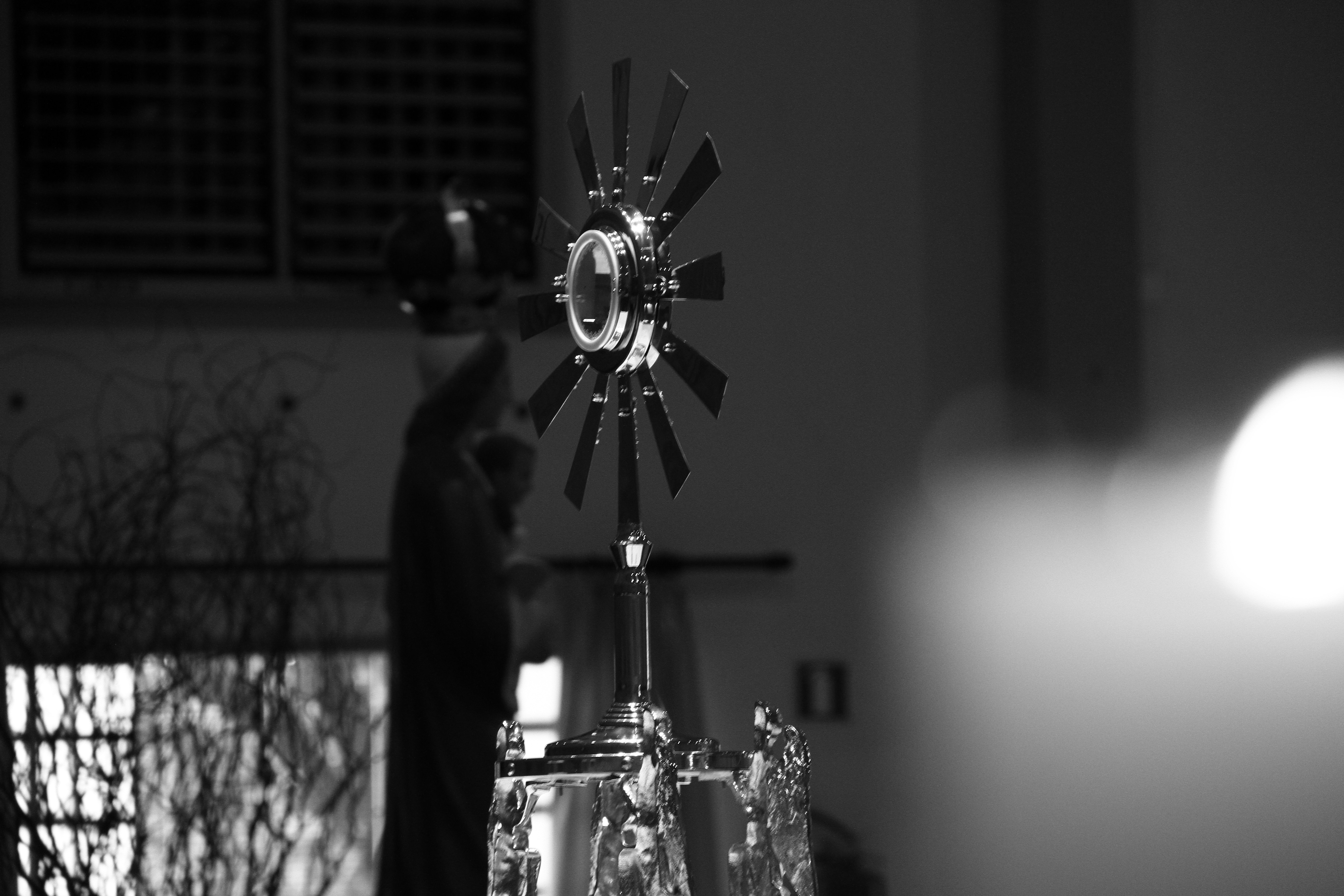 Studio Starburst: A Precision Wheel of Light in Vintage Gear