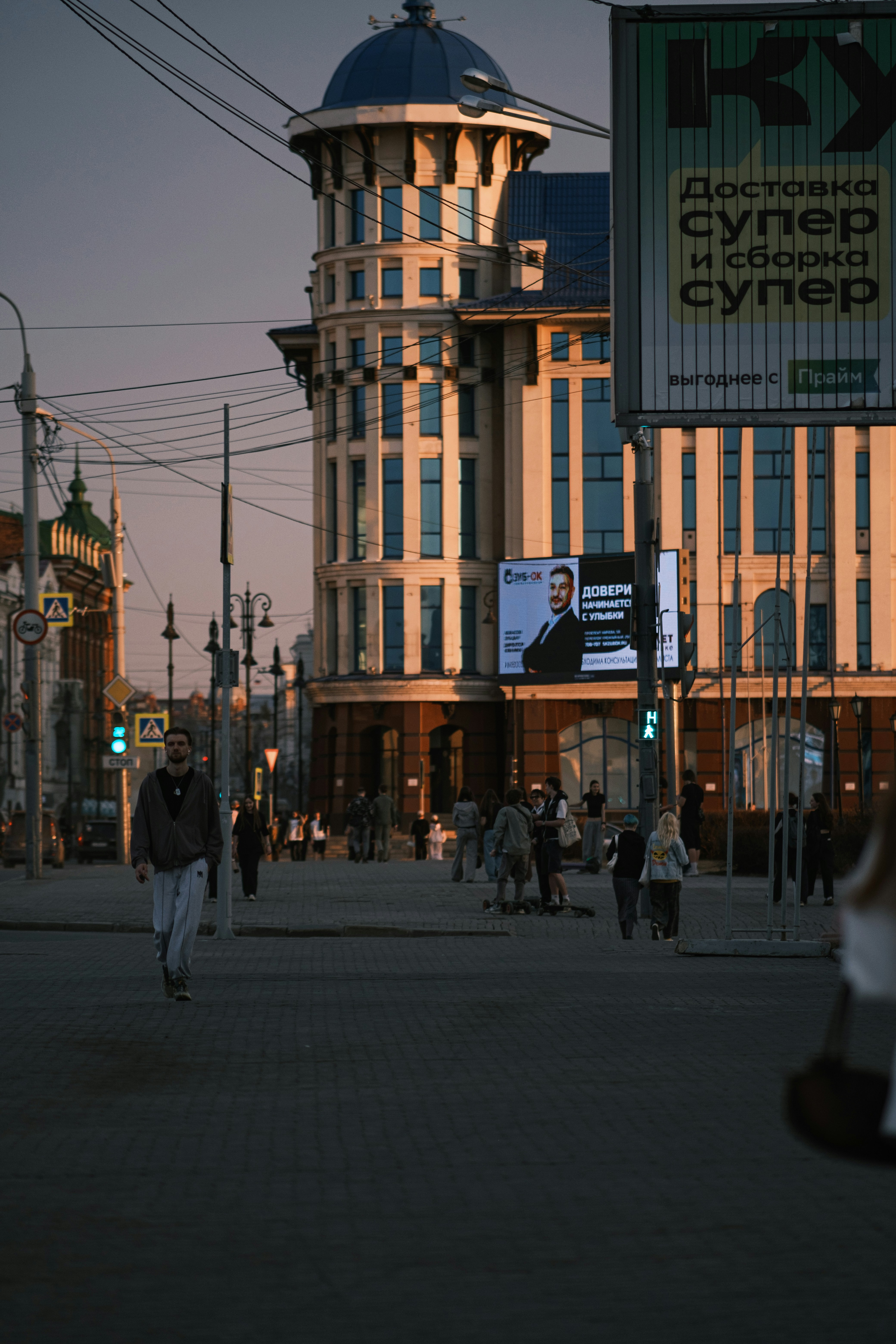 City Square at Dusk: A Pedestrian Arc Before the Grand Facade