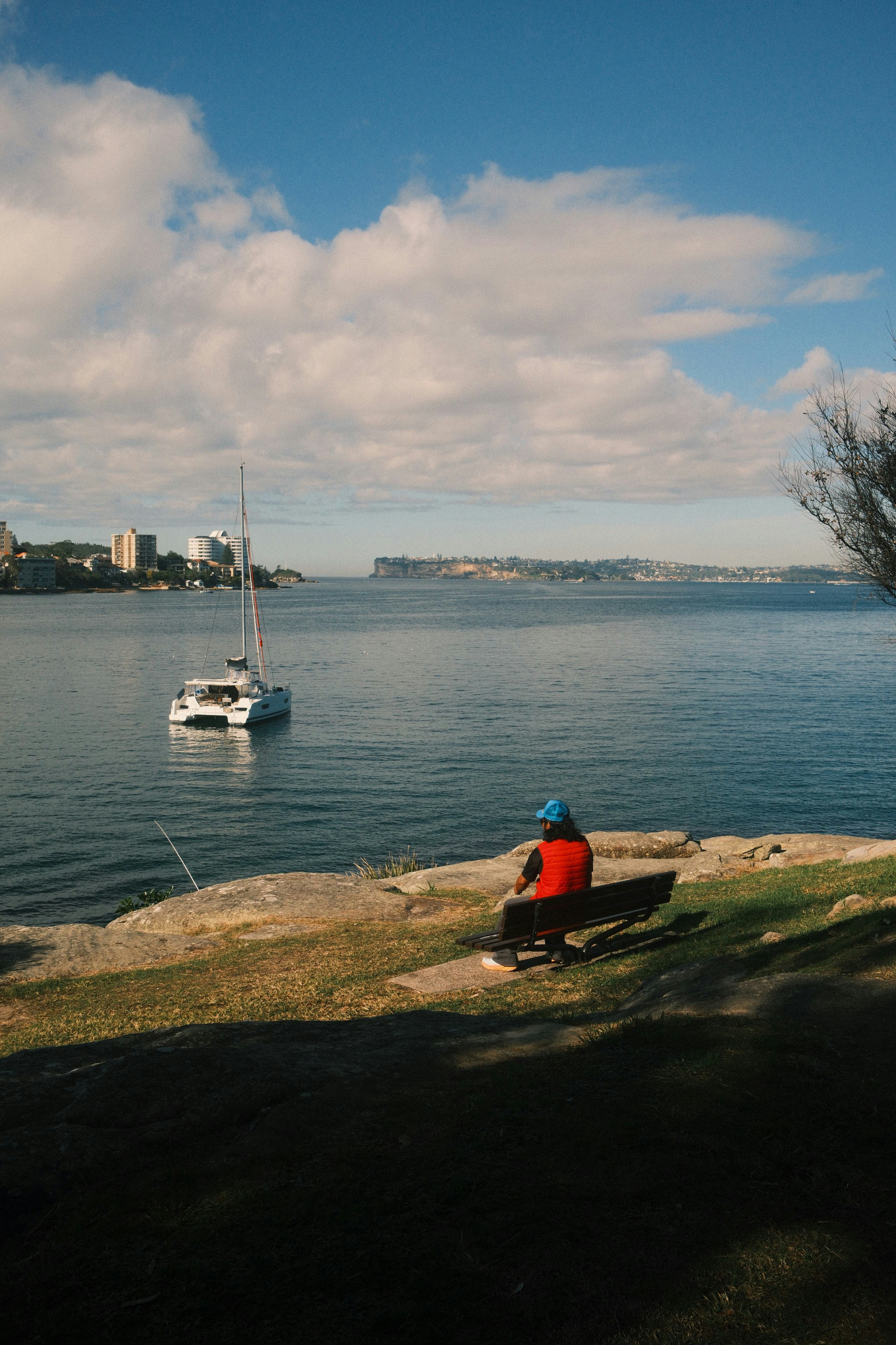 Quiet Seaside Pause: A Seated Jogger Watches the Water