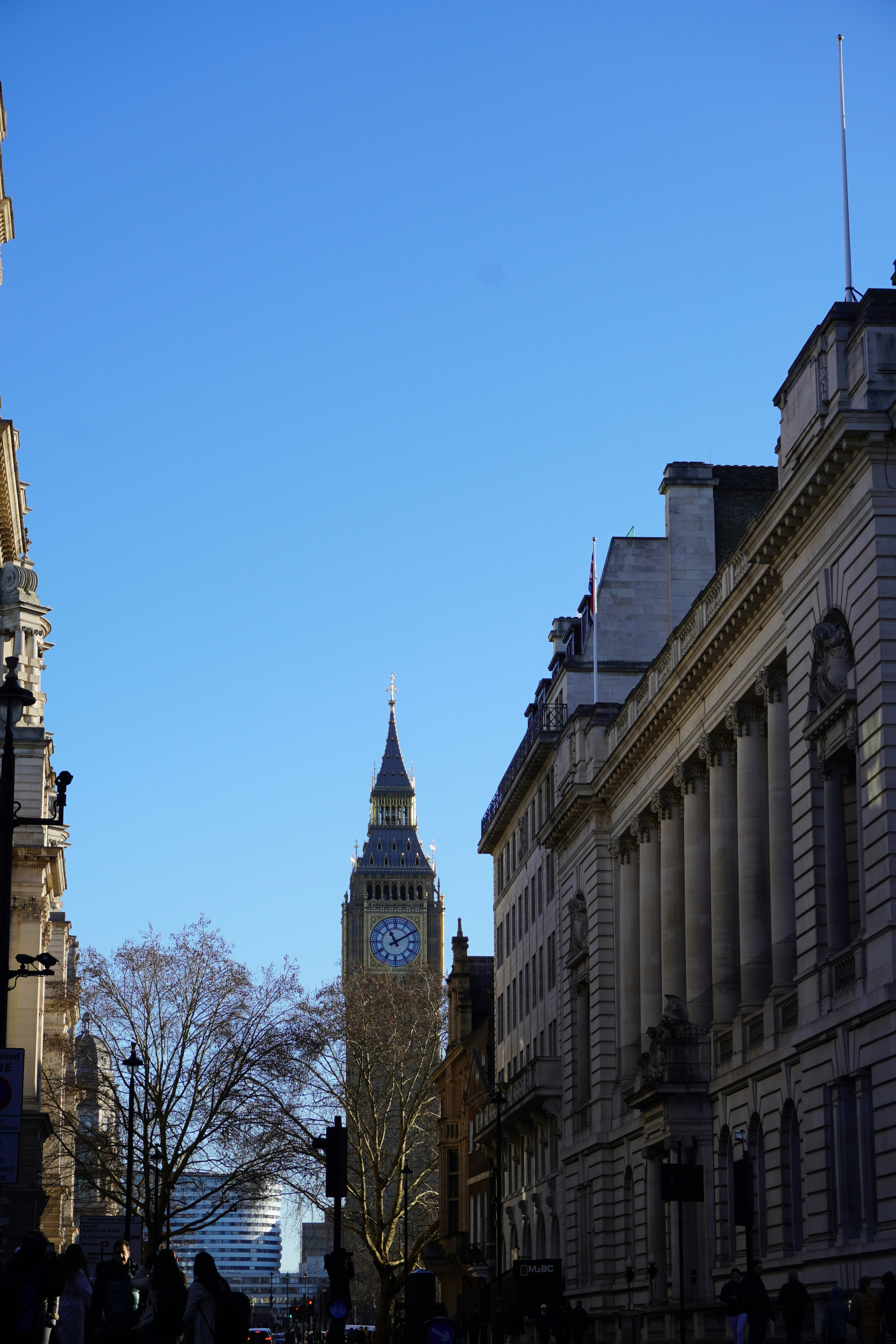Clock Tower Echoes: A Street Ascent to Big Ben in London