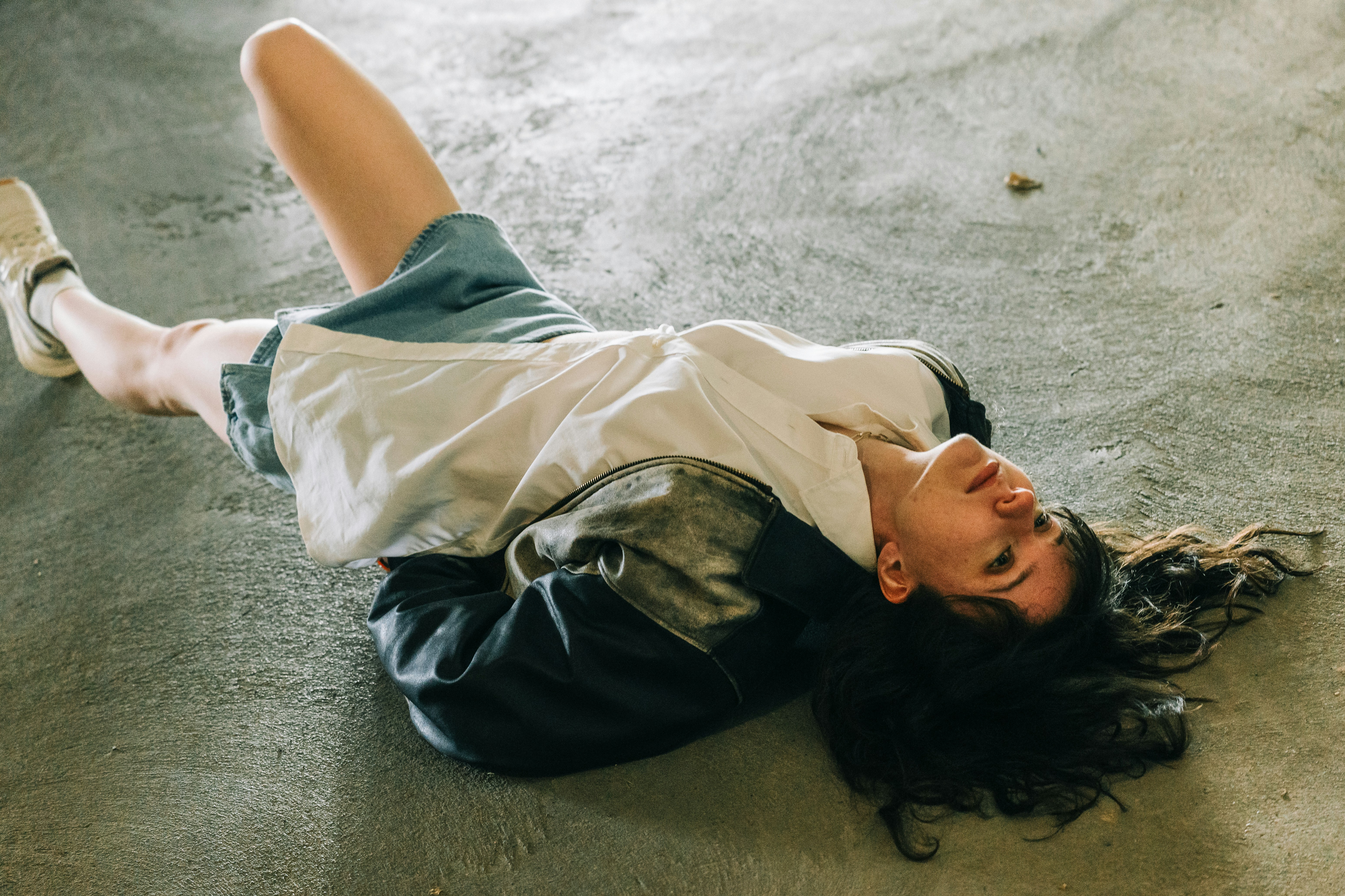 Relaxed Emergence: A Solo Moment on the Concrete Stage