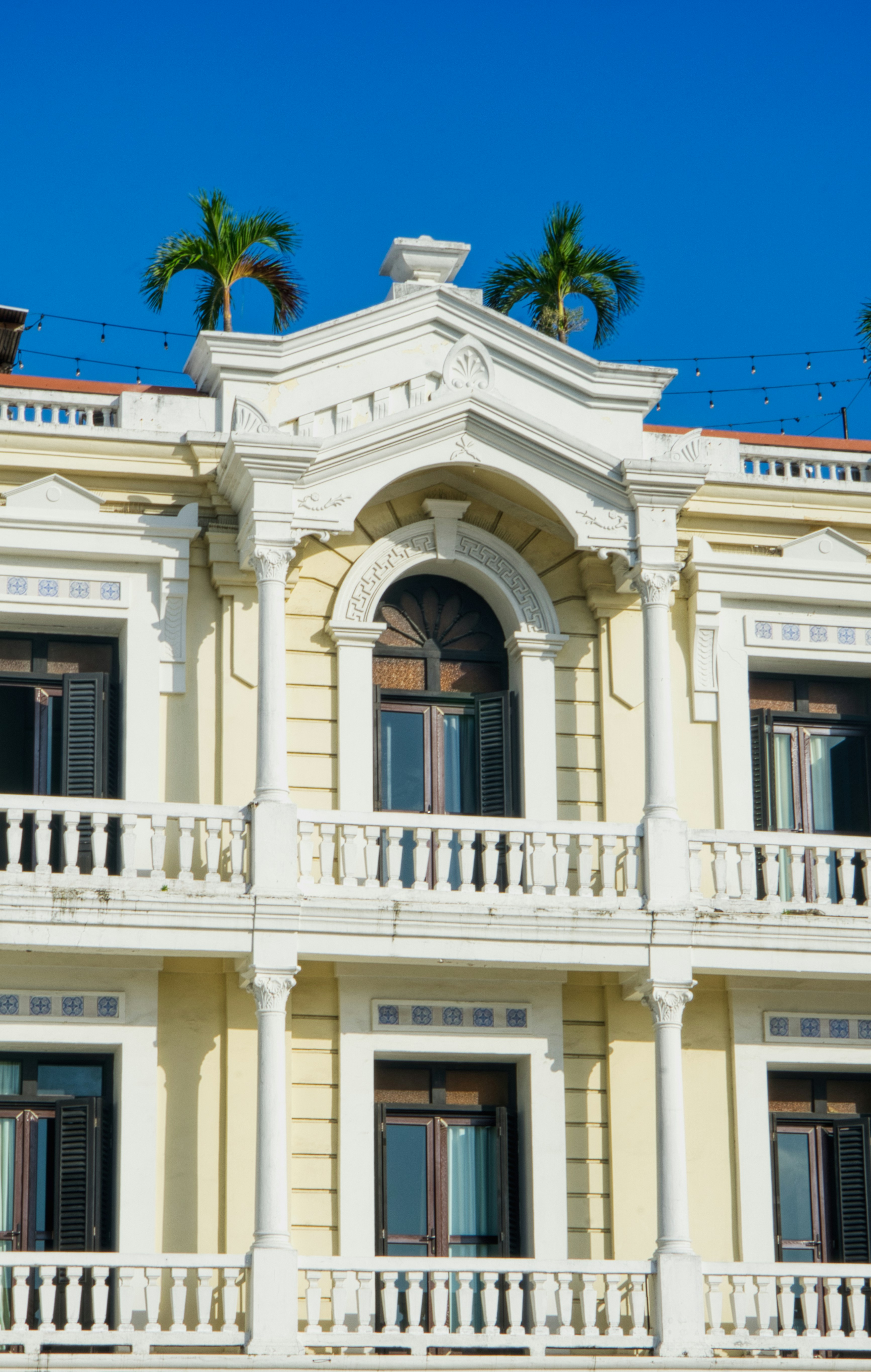 Colonial Facade in Sunlit Cadence