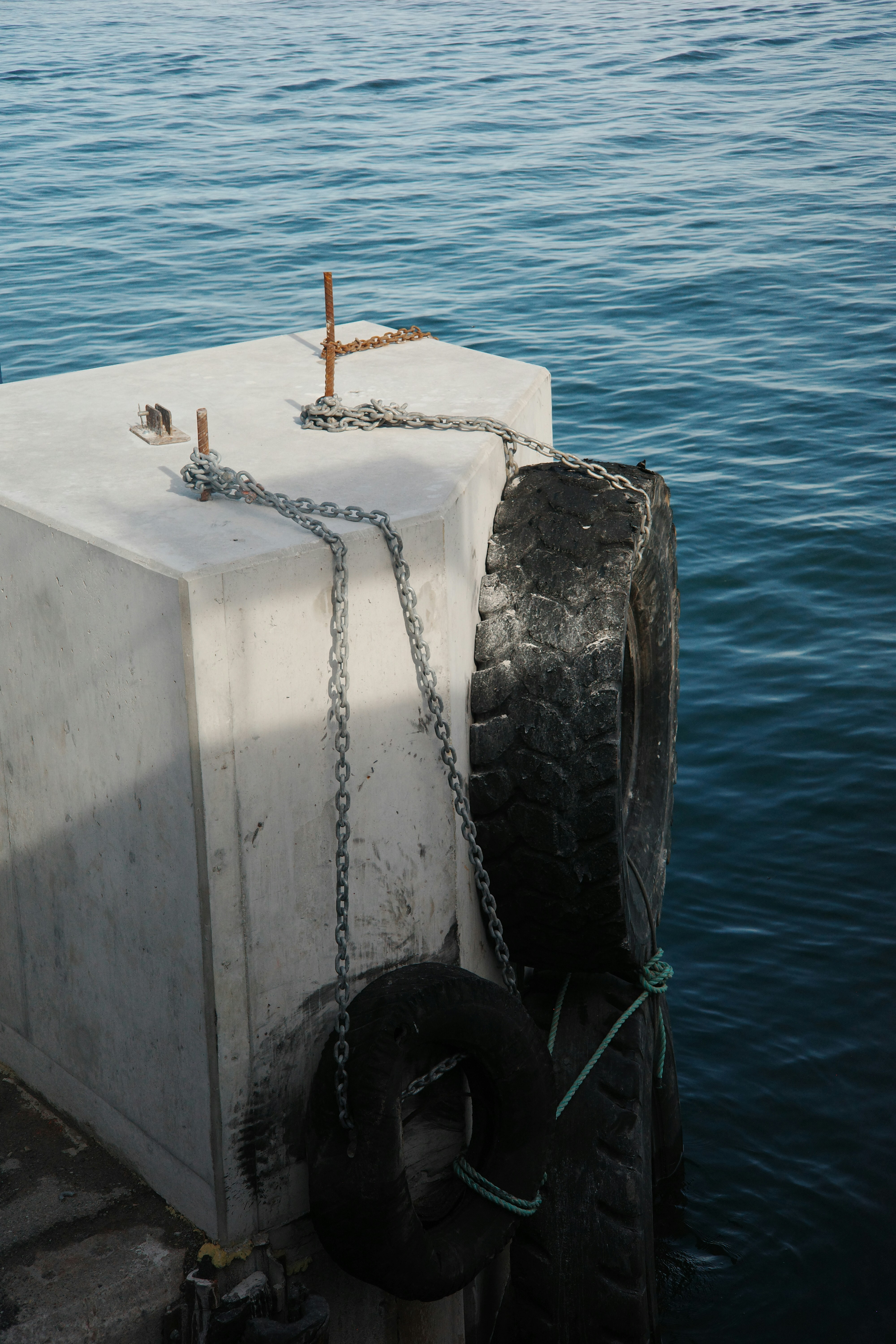 Anchor and Chain at the Edge: A Quiet Sea Pier