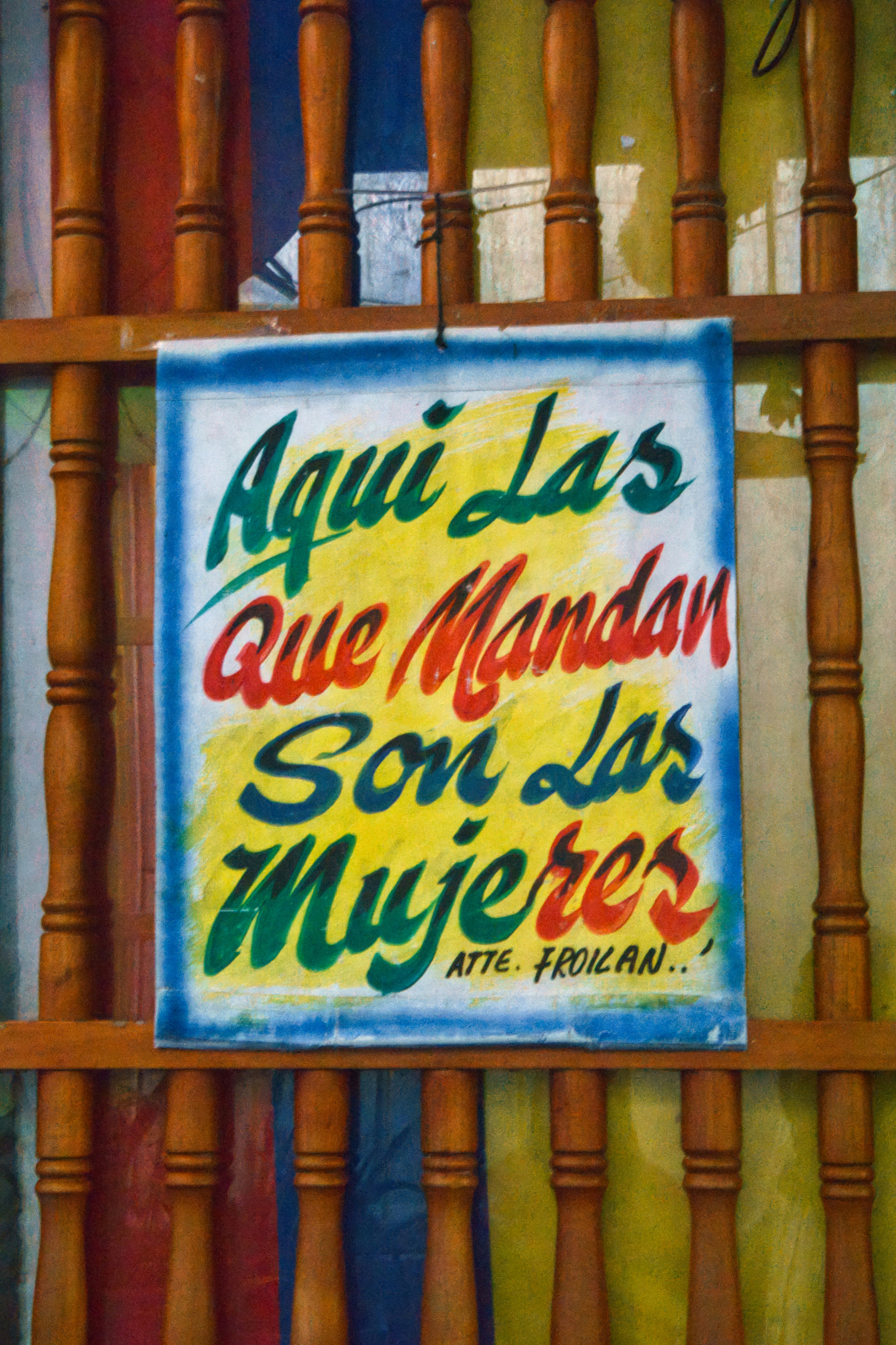 Colorful Whatsits Sign: Here Las Que Mandan Son Las Mujeres