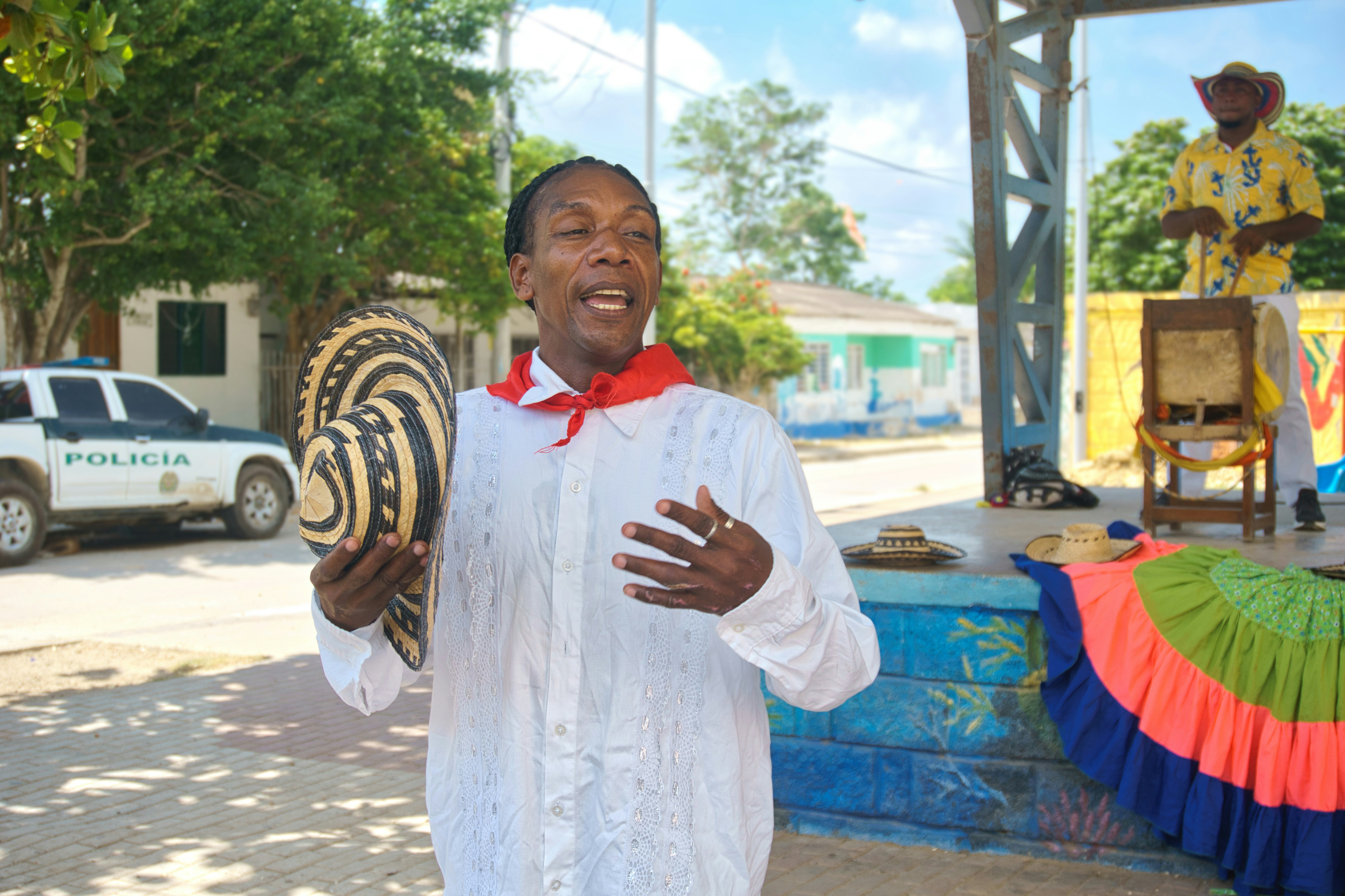 Street-stage Serenade: The Hat Trick of Expression