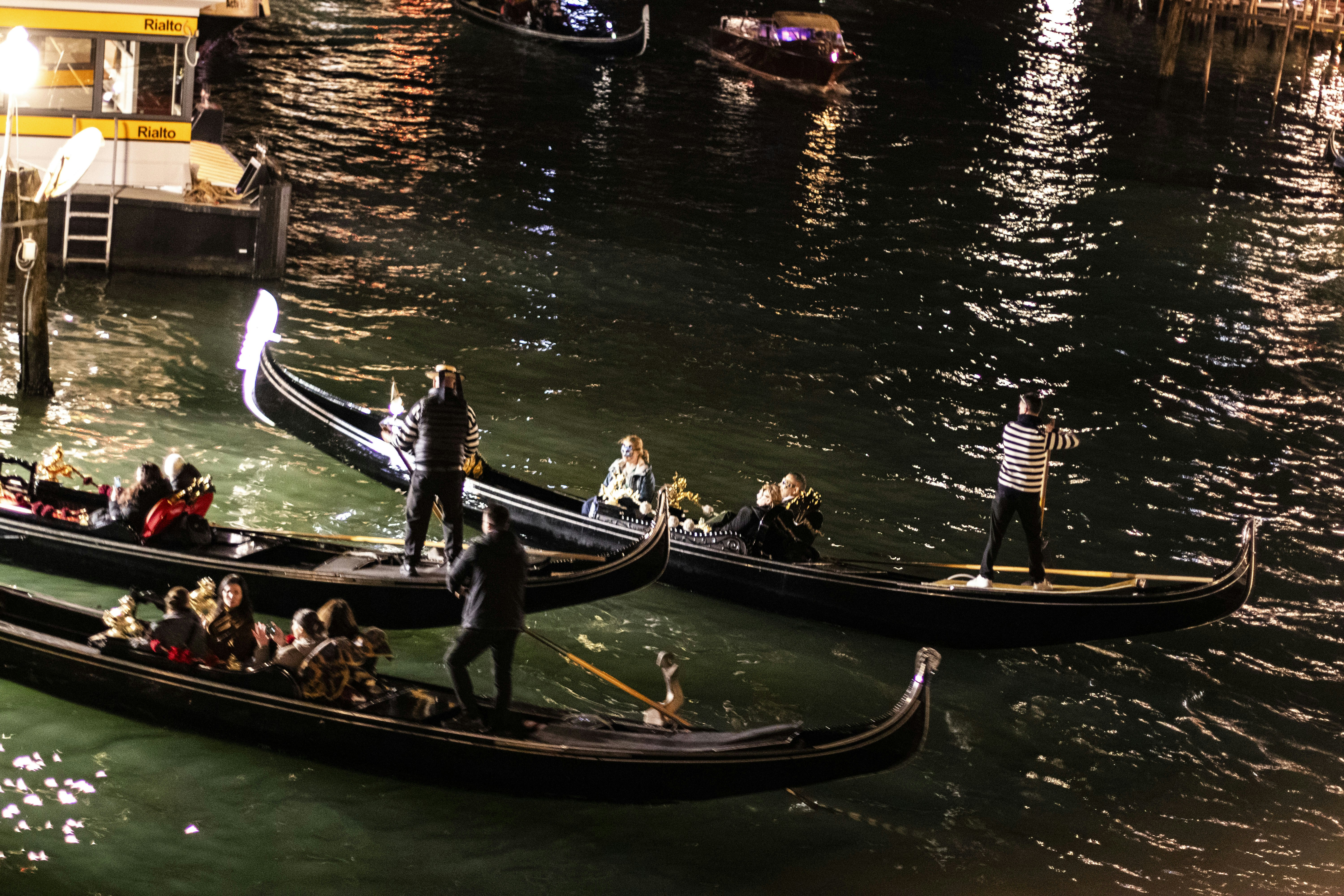 Moonlit Gondolas Weaving Through Quiet Canals