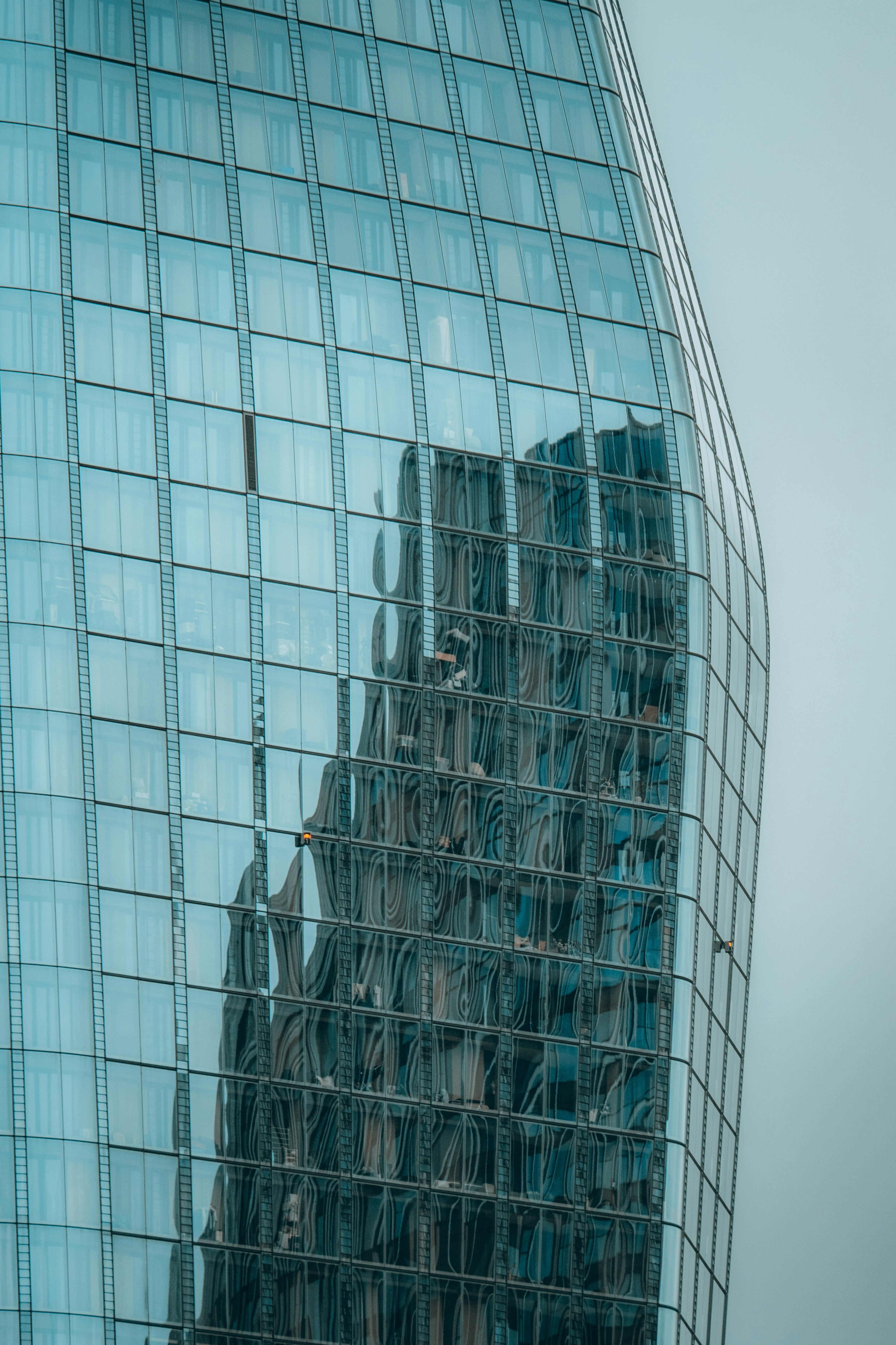 Curved Glass Facade: Reflections in a Modern High-Ridelity Tower