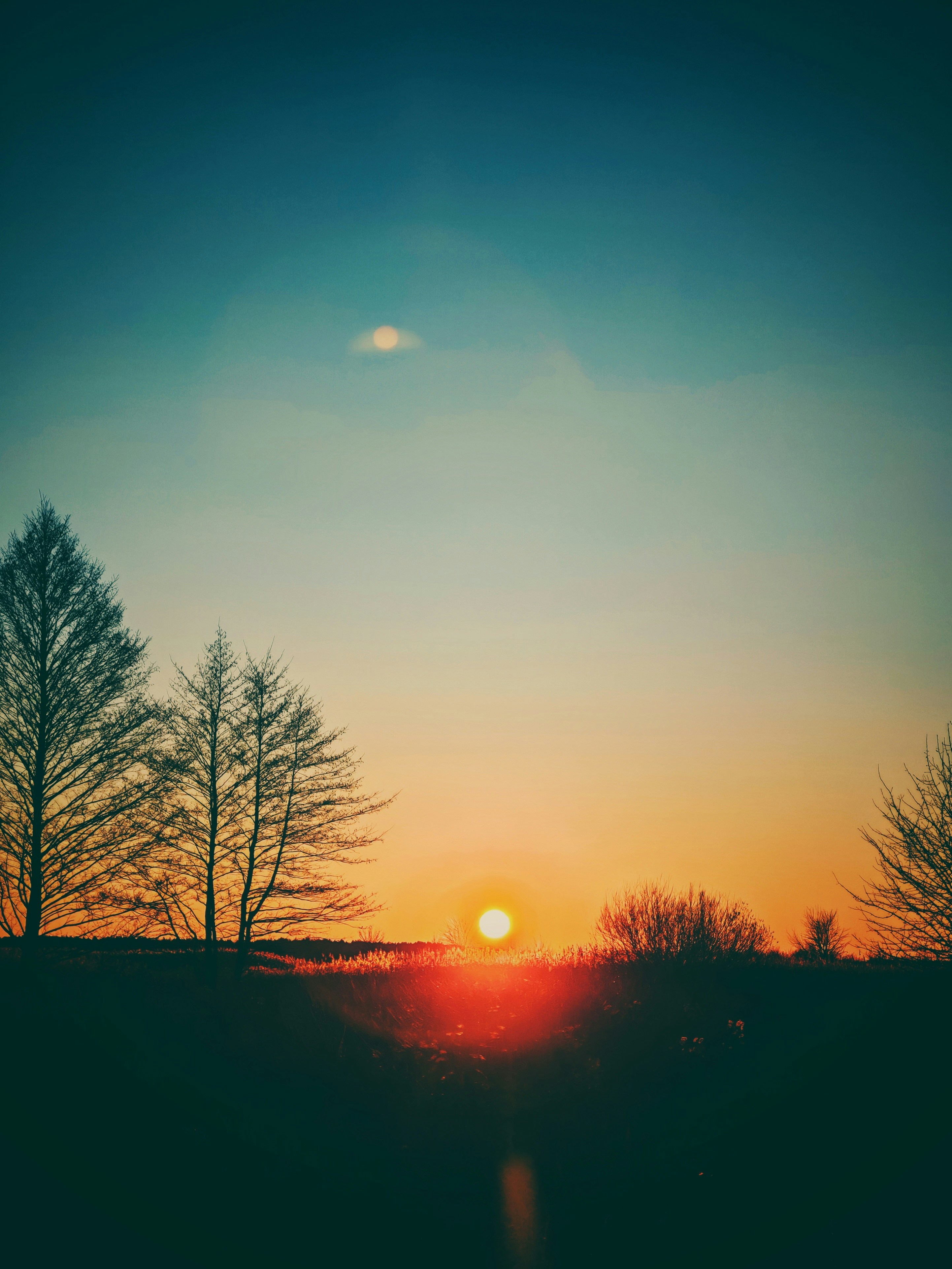 Sunset Kernel: A Low Horizon Breathes Color into Silence