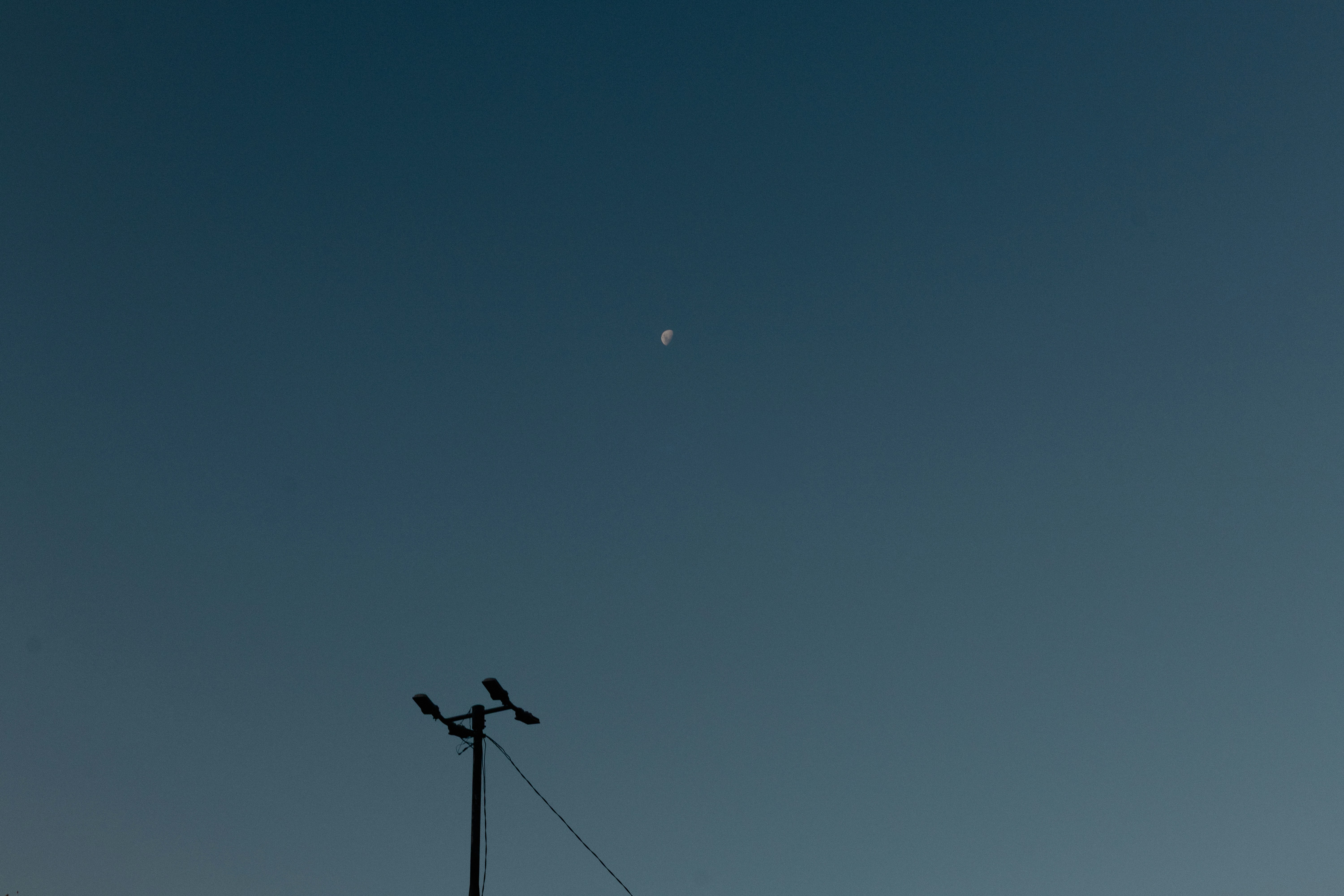 Silhouette on the Horizon: A Utility Mast Beneath a Quiet Sky