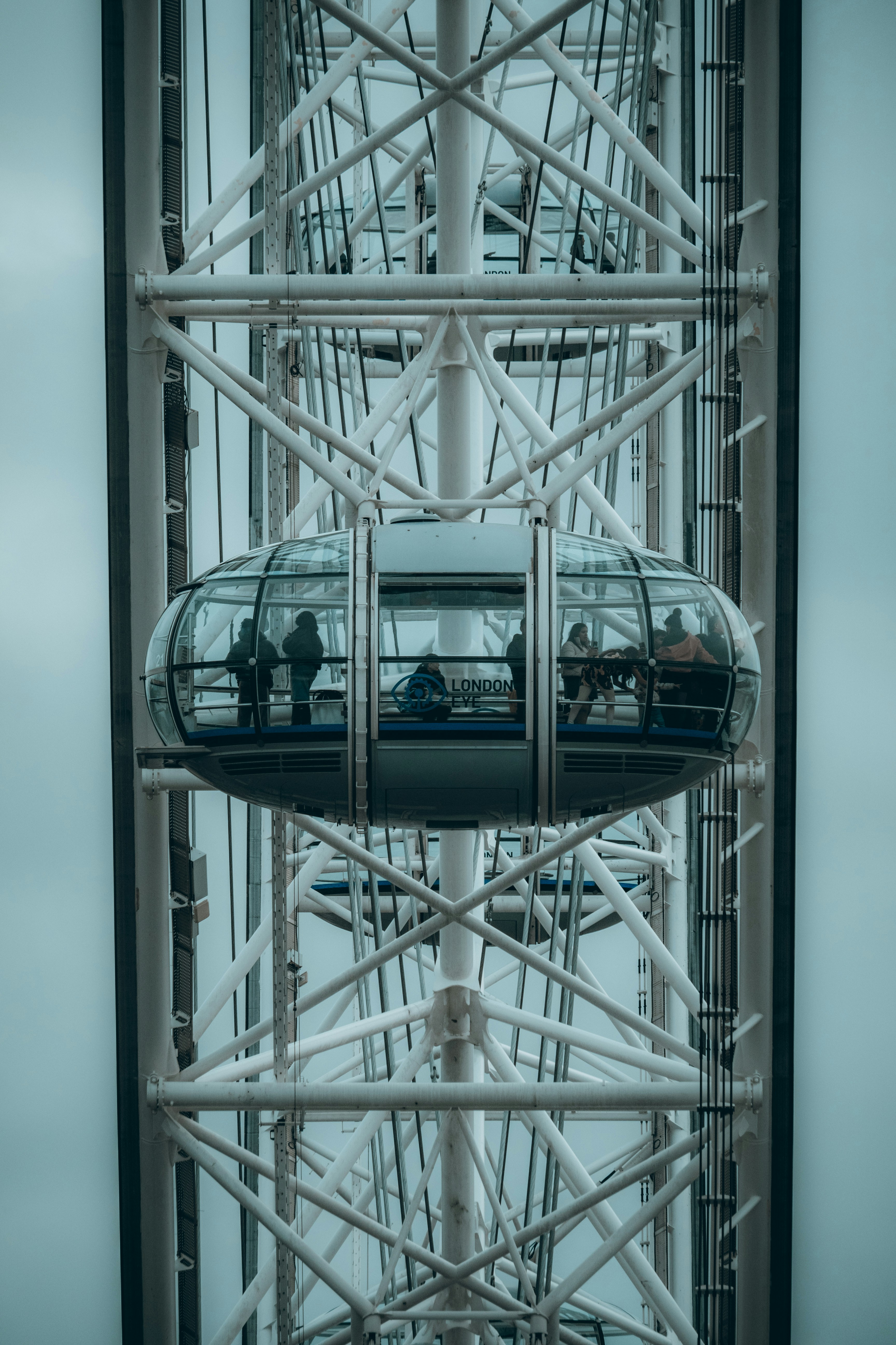 Cabin Soaring Through Steel Lattice: A Capsule’s View of the London Eye