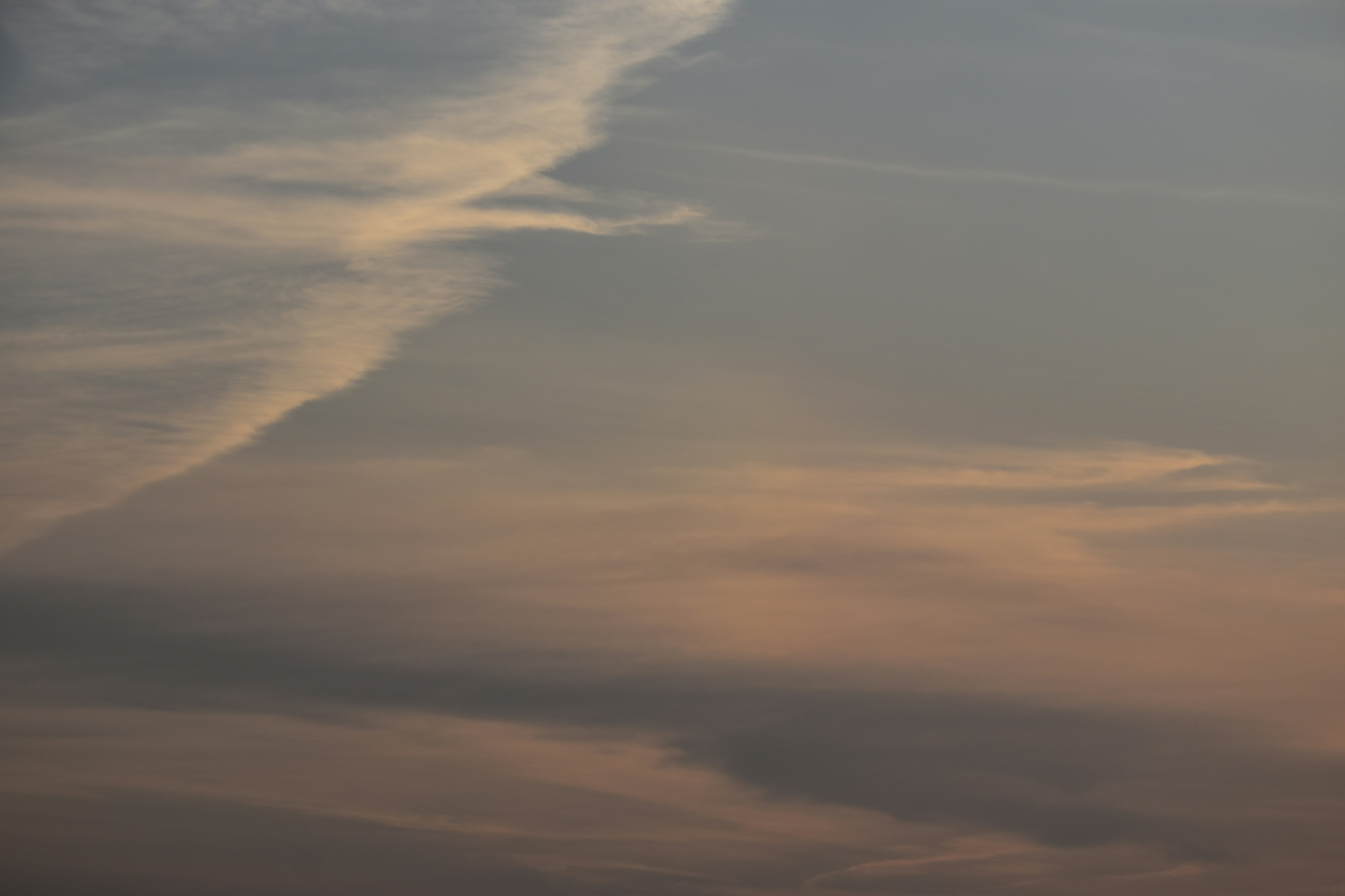 Soft Gradient Skies: Sunset Weave Over Quiet Clouds