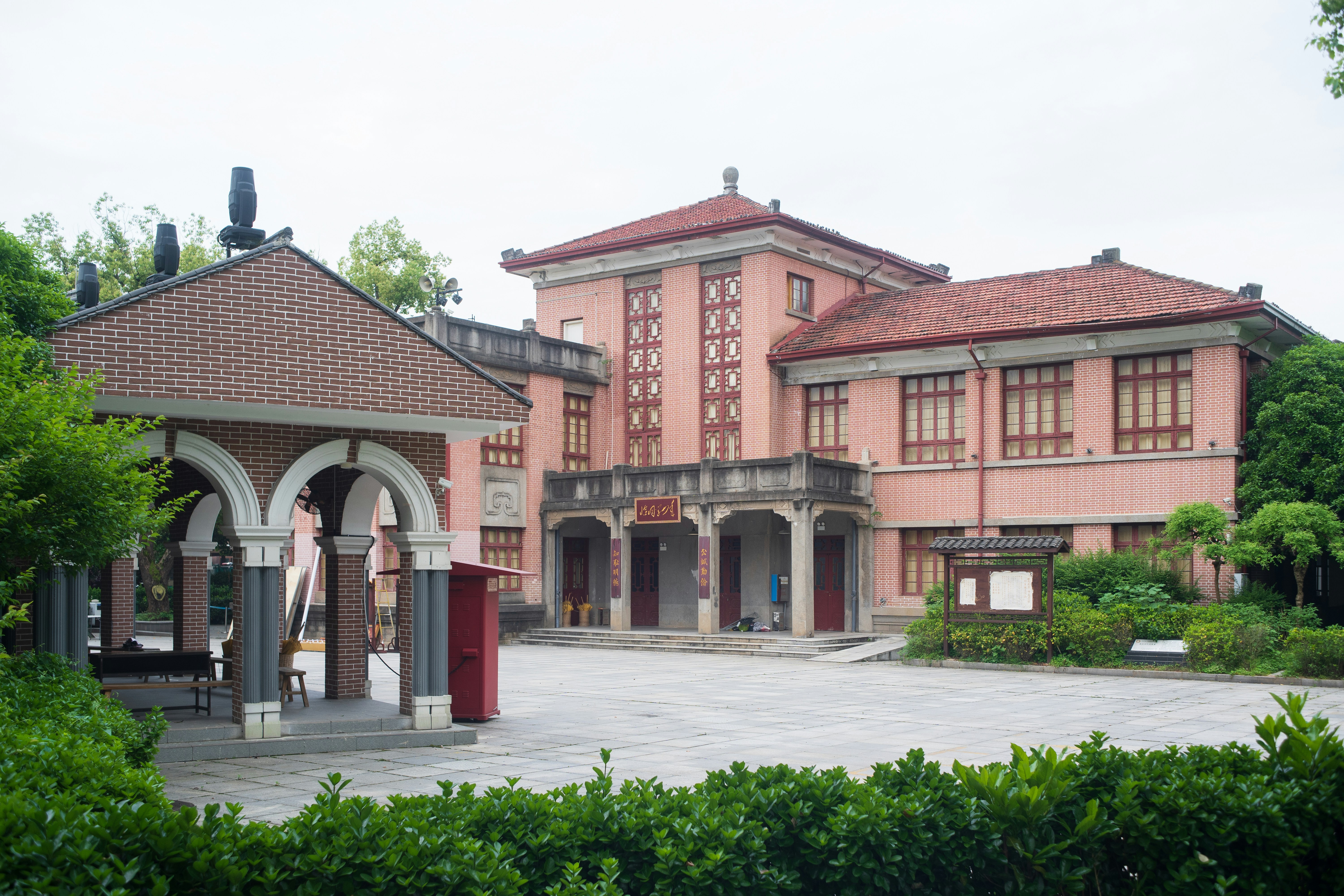 Red-brick Hallway and Courtyard: A Quiet Campus Facade