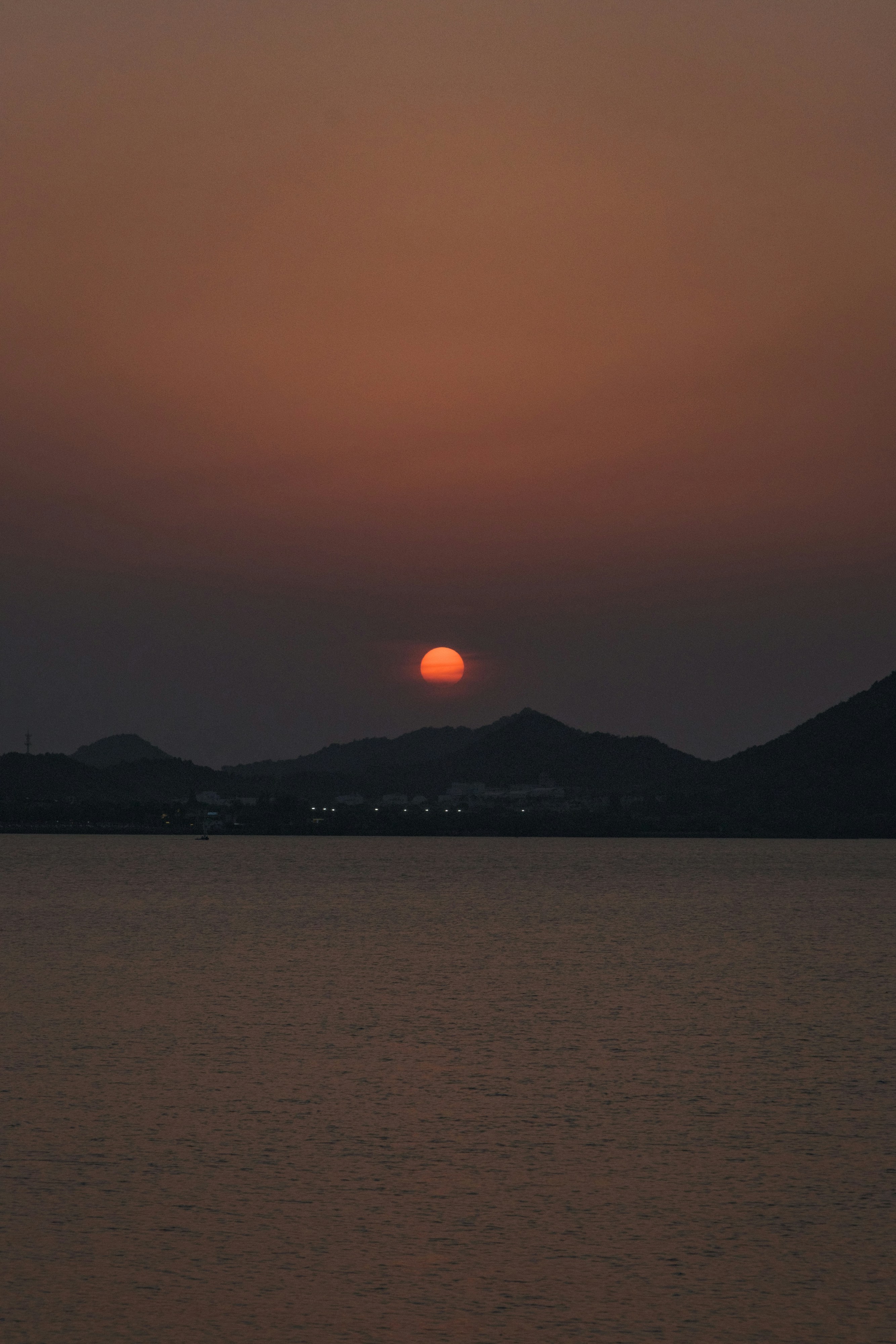 Low Sun Over Quiet Waters: A Dusk Horizon