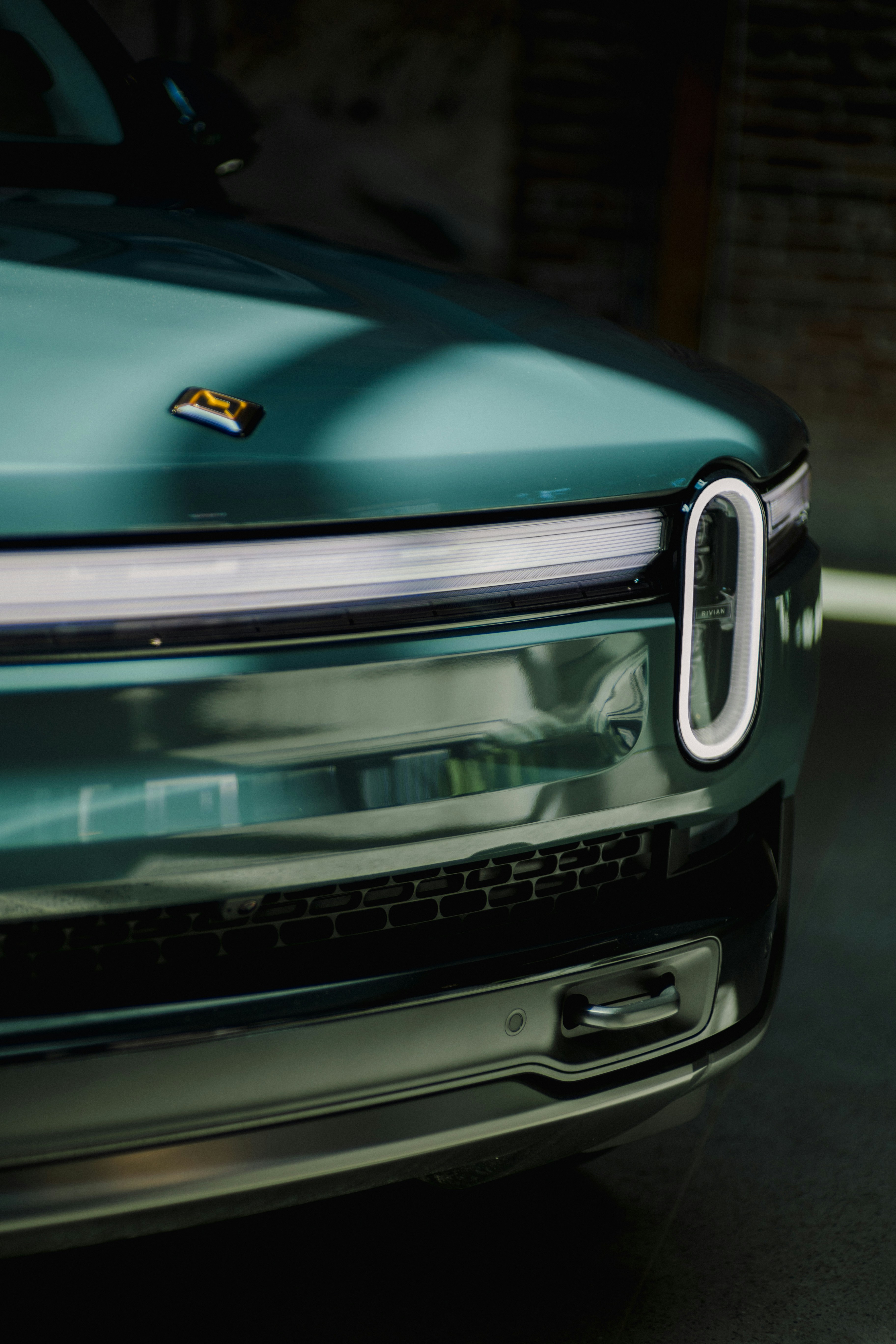 Emerald Crest: Front-Fender Focused on a Modern Icon