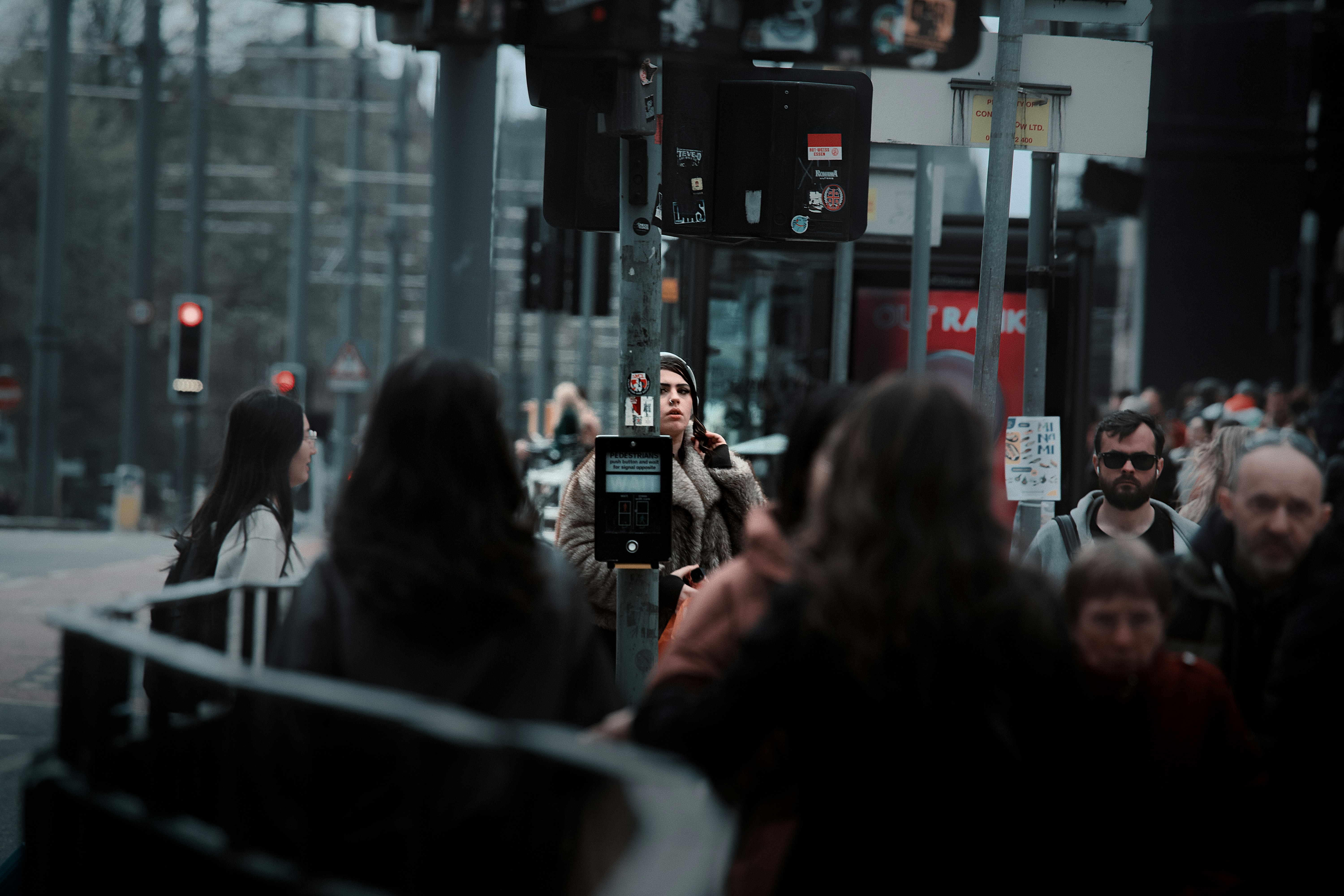 A Quiet Moment Amid the Street Pulse