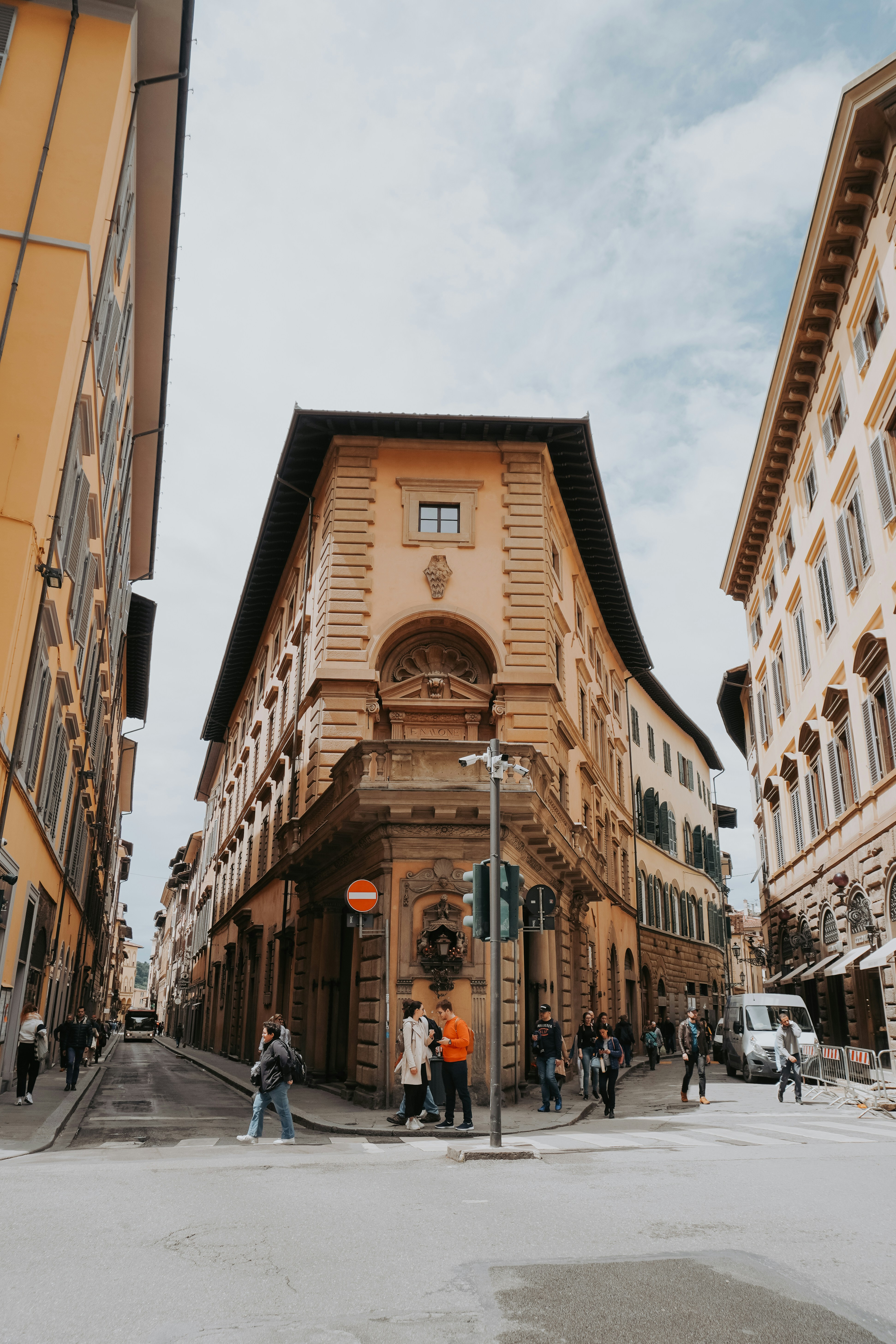 Cornered Heritage: A Central Piazza Building Framed by Busy Street