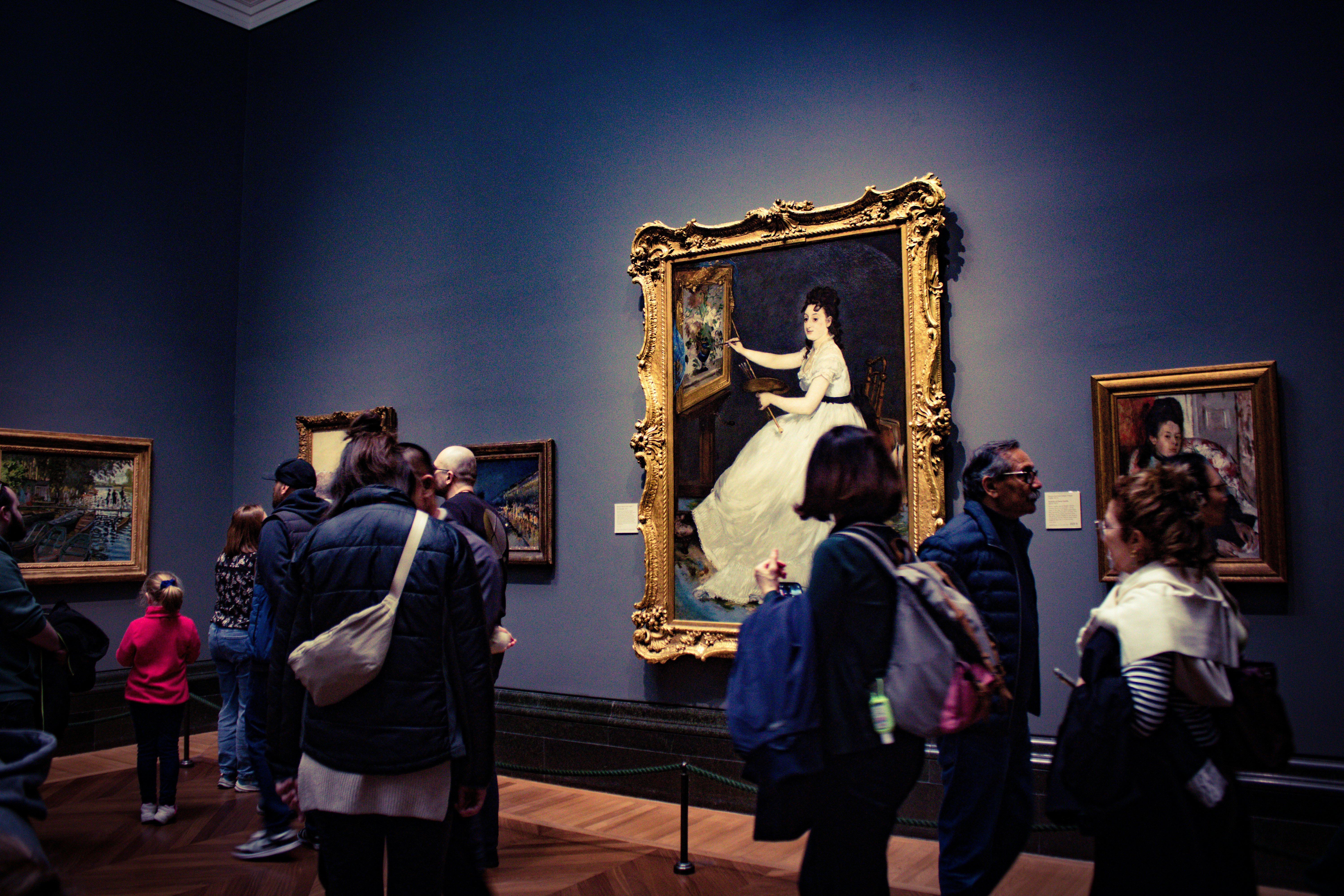 The Quiet Enthusiasm of a Gallery Crowd