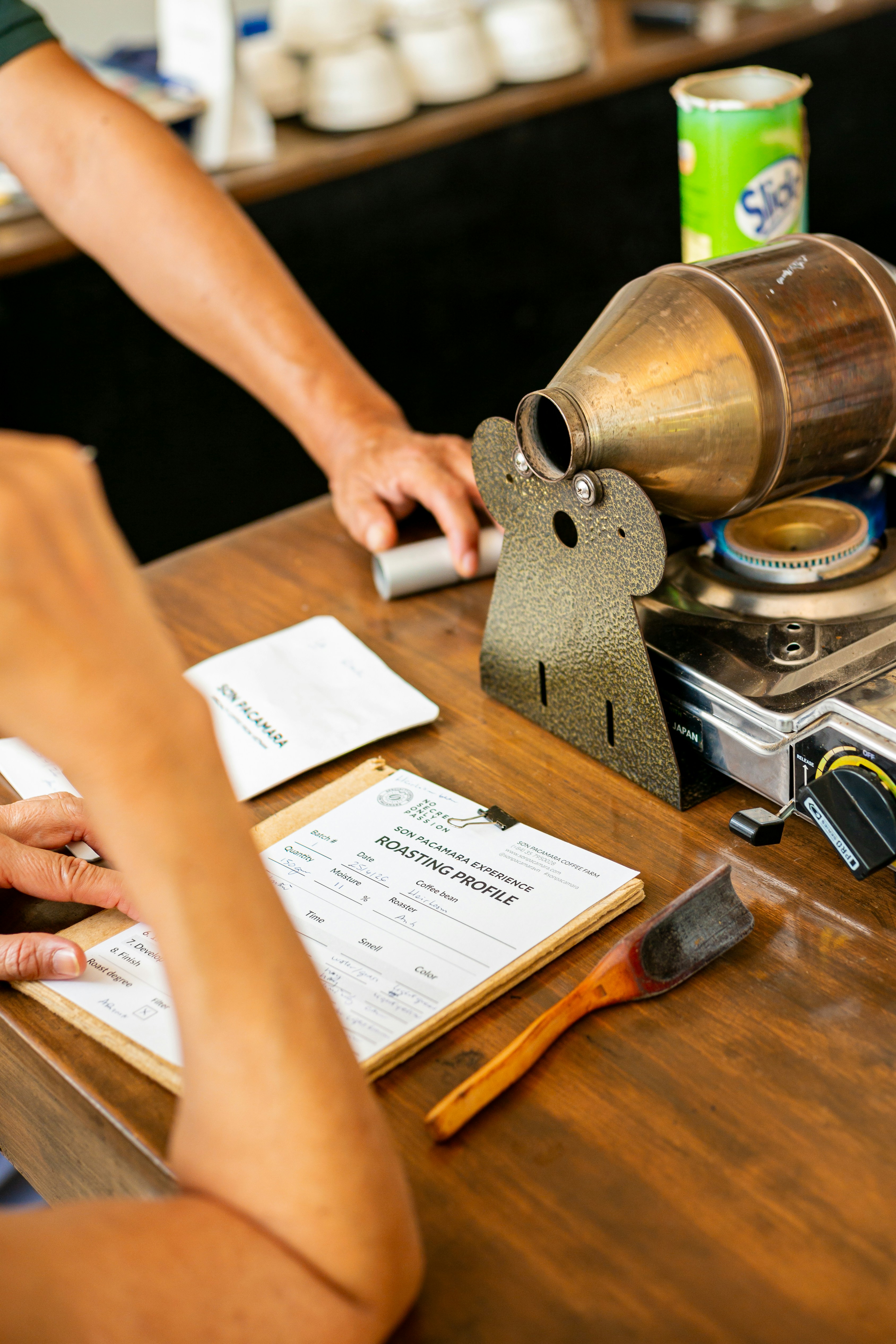 Roast Lab: The Manual Grinder in Action