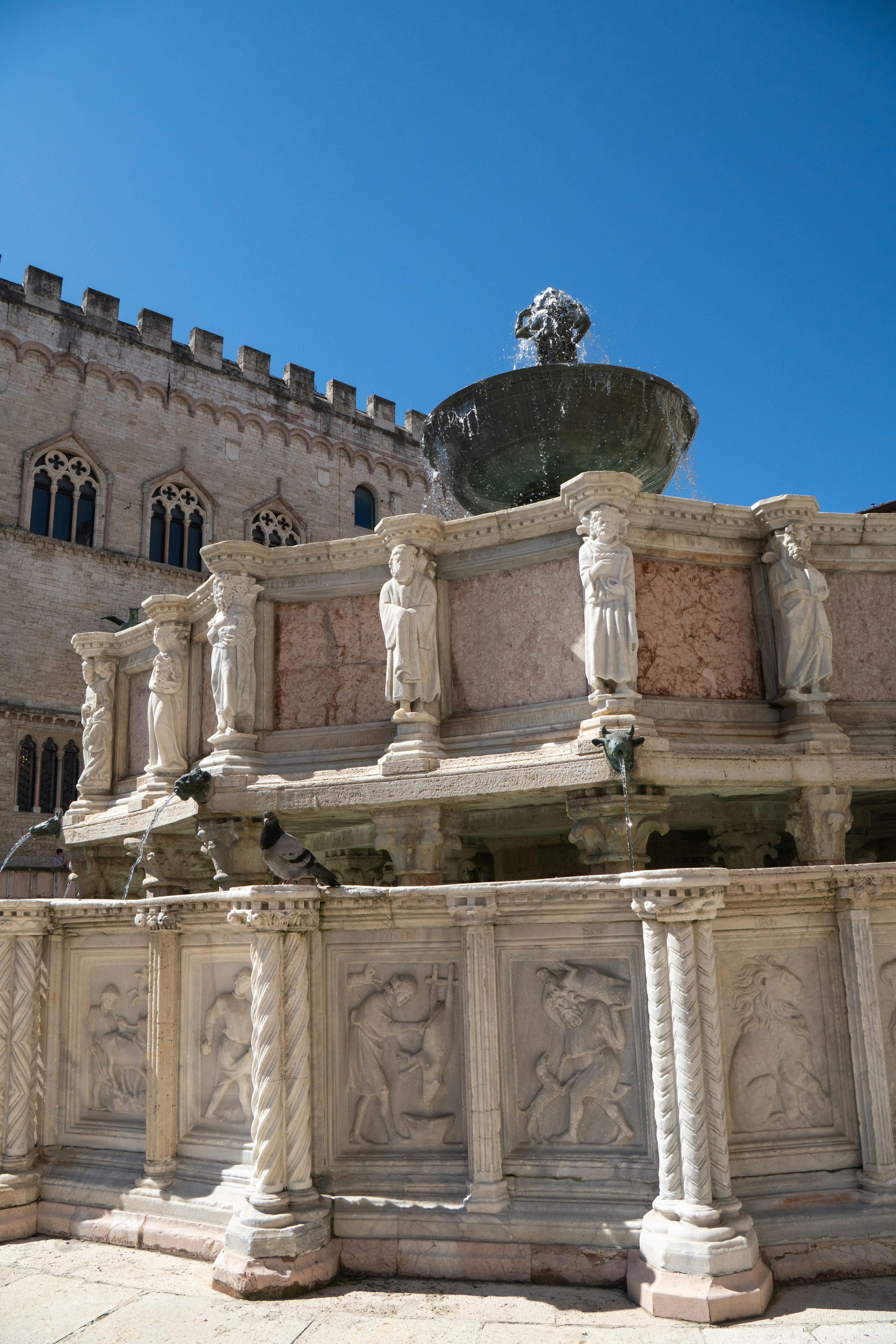 Water Archive: Sculpted Details Rising from the Fountain
