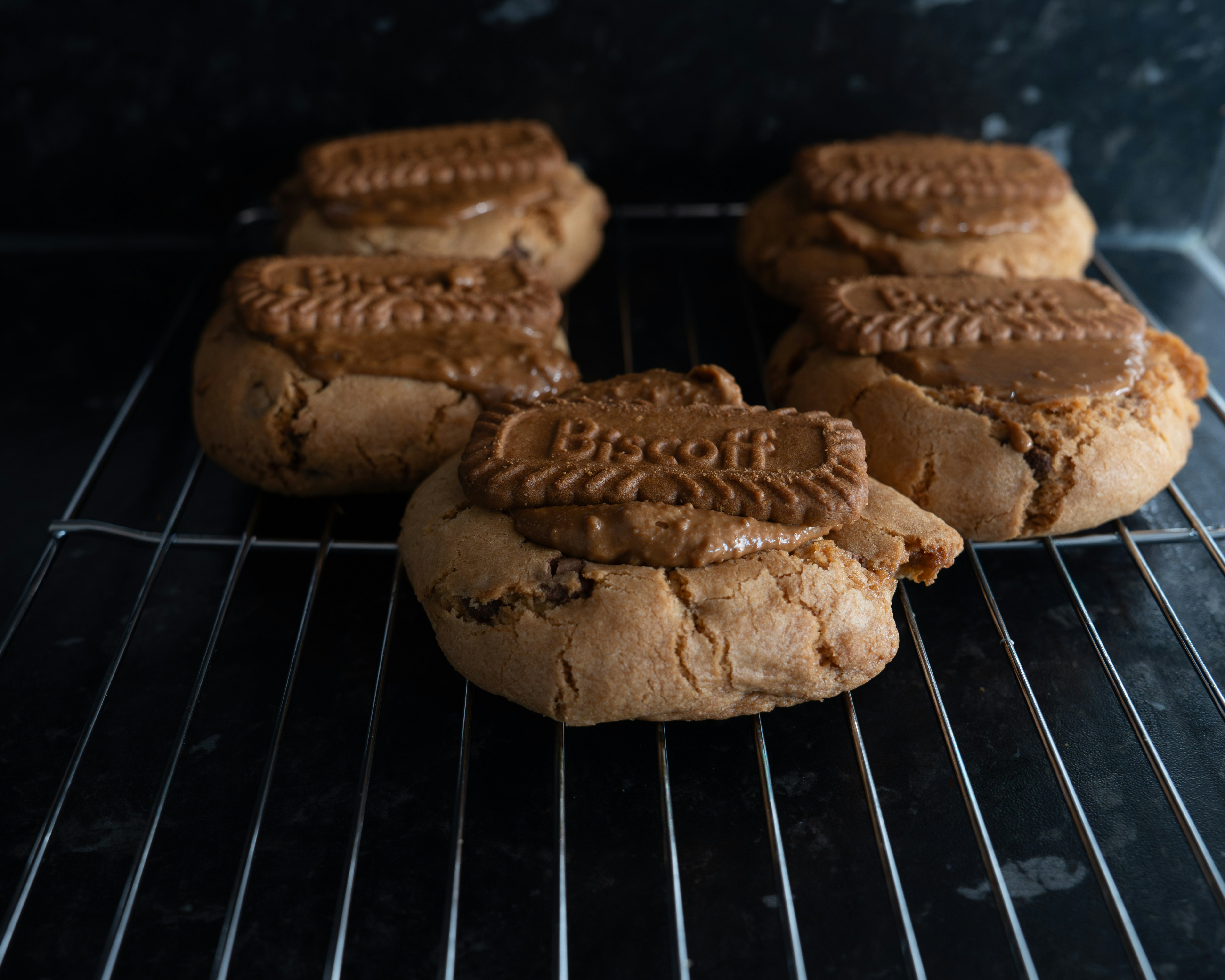 Snug biscuits on a cooling rack: moments of caramelized perfection