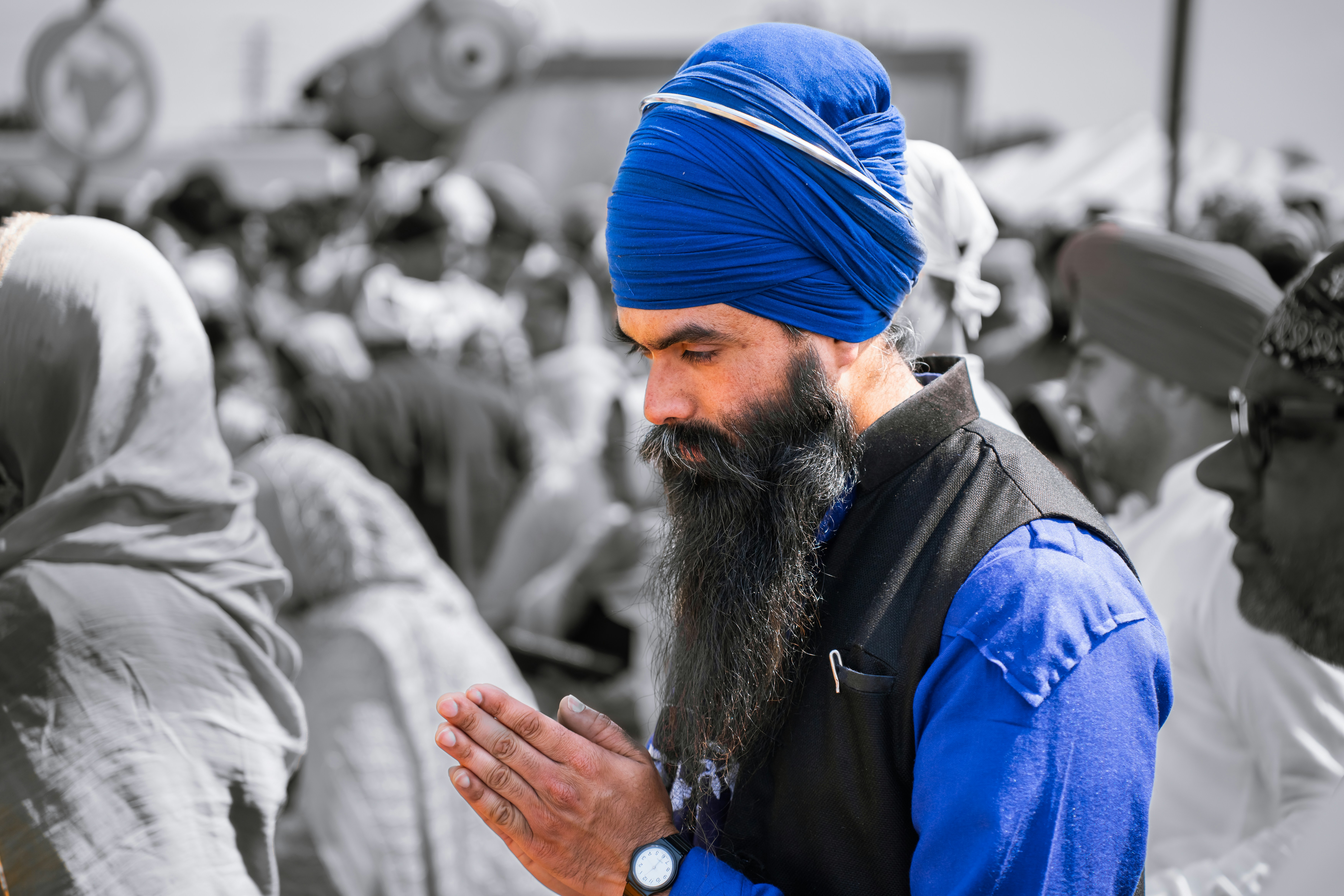 Blue Turban, Quiet Prayer: A Moment Amid a Sea of Crowd