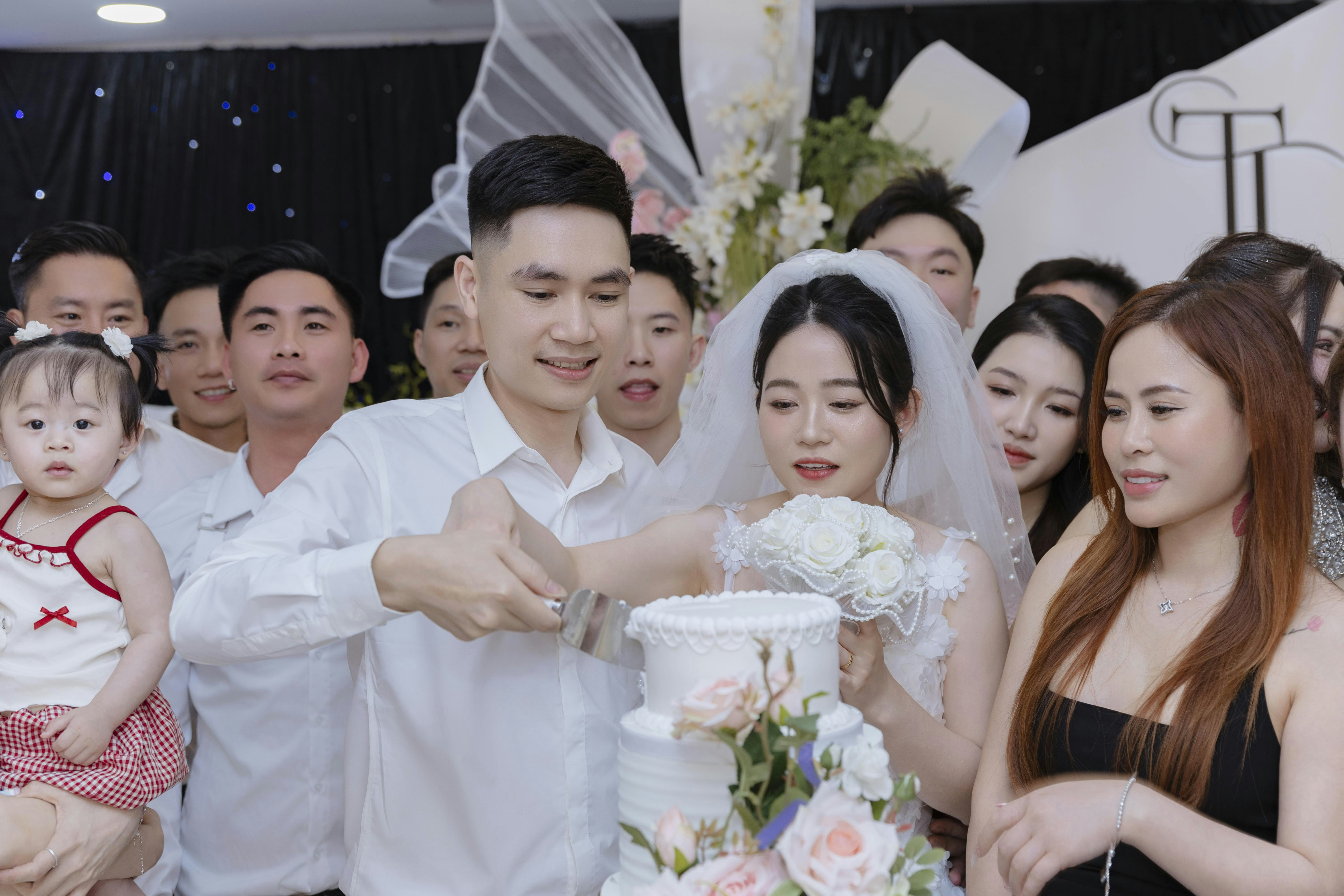 Union of vows: the couple cuts the cake as friends gather