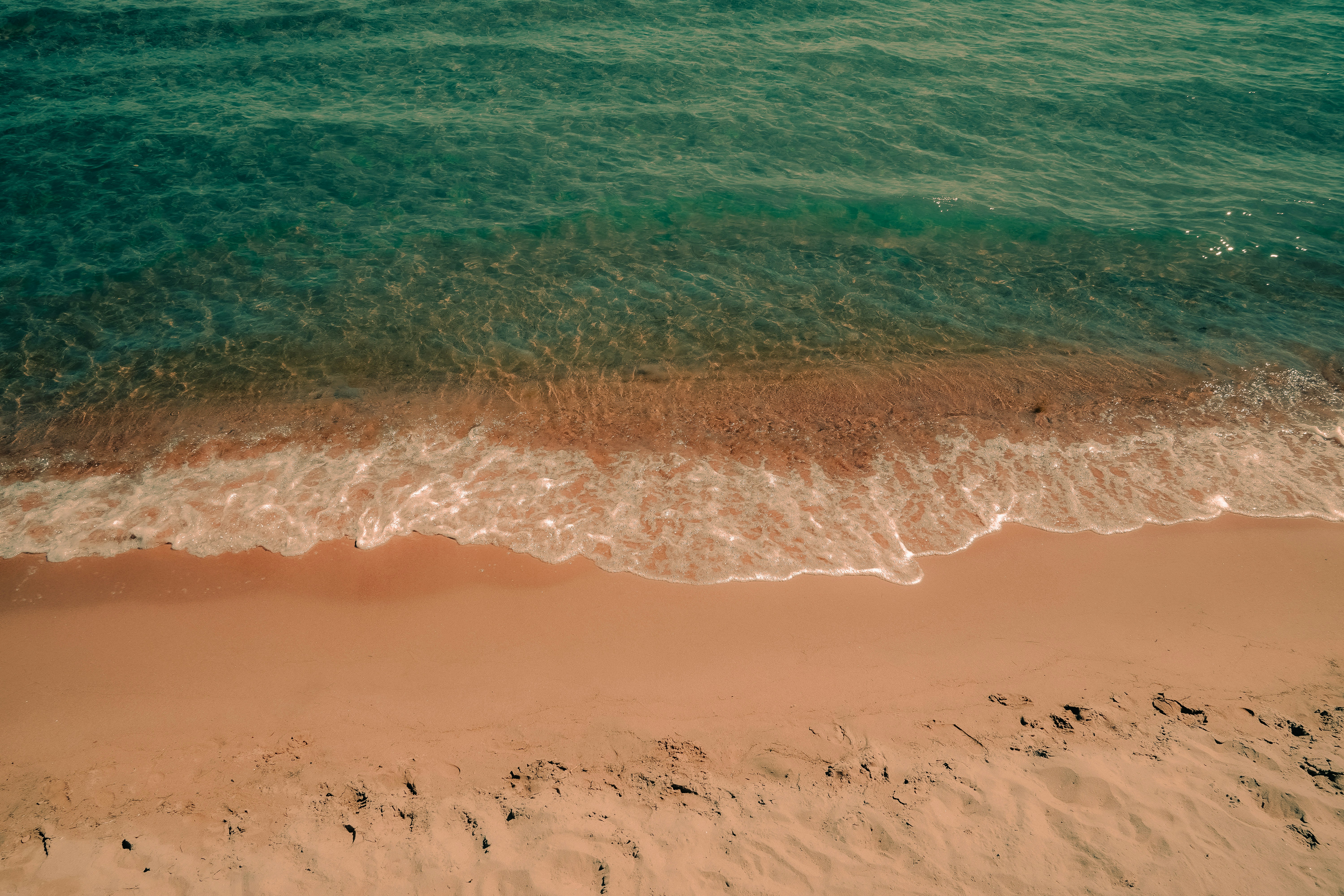 Edge of Tide: Quiet Gradient from Sea to Sand