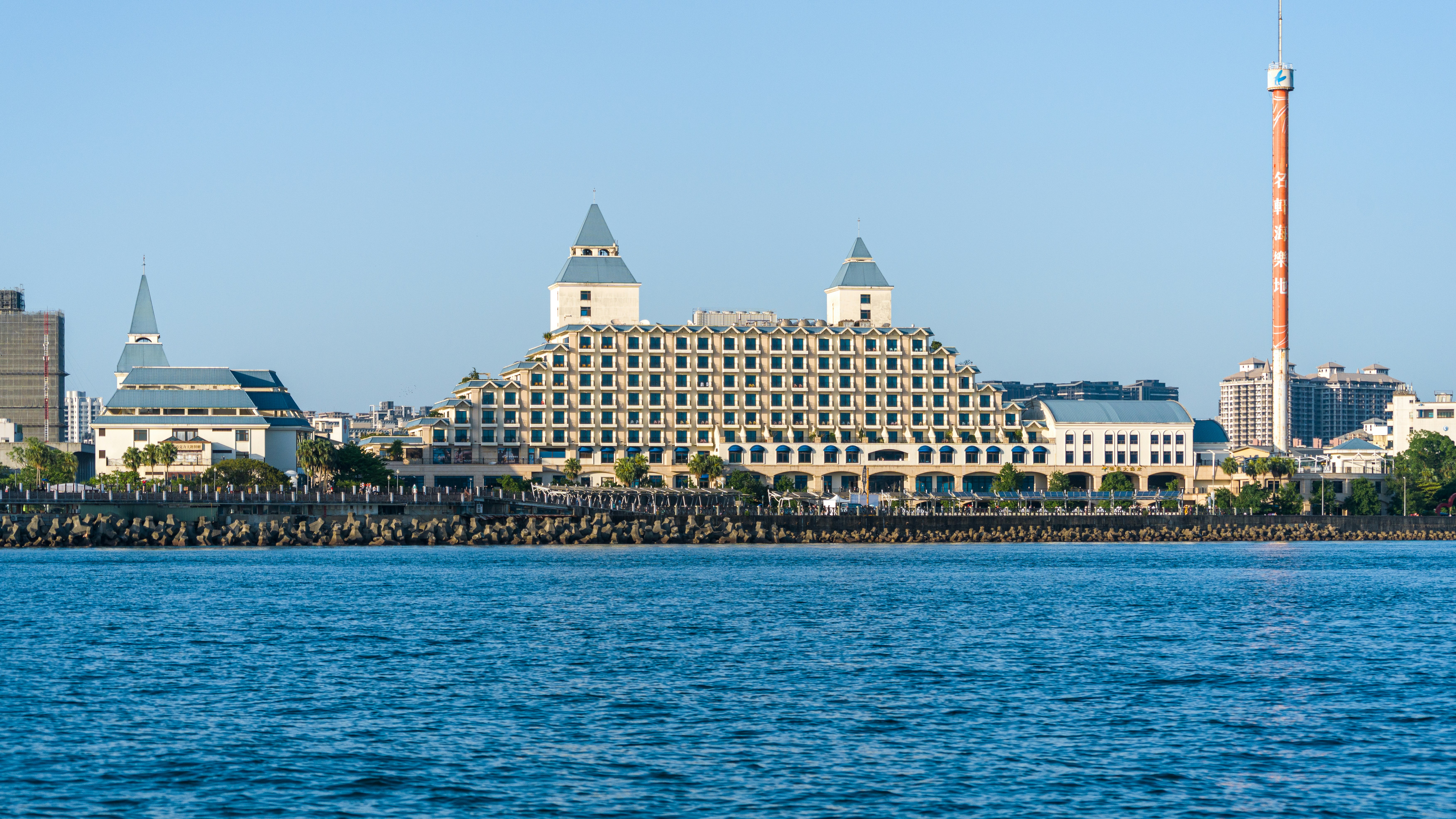 Harborfront Calibrated: A Grand Hotelscape Across Calm Waters