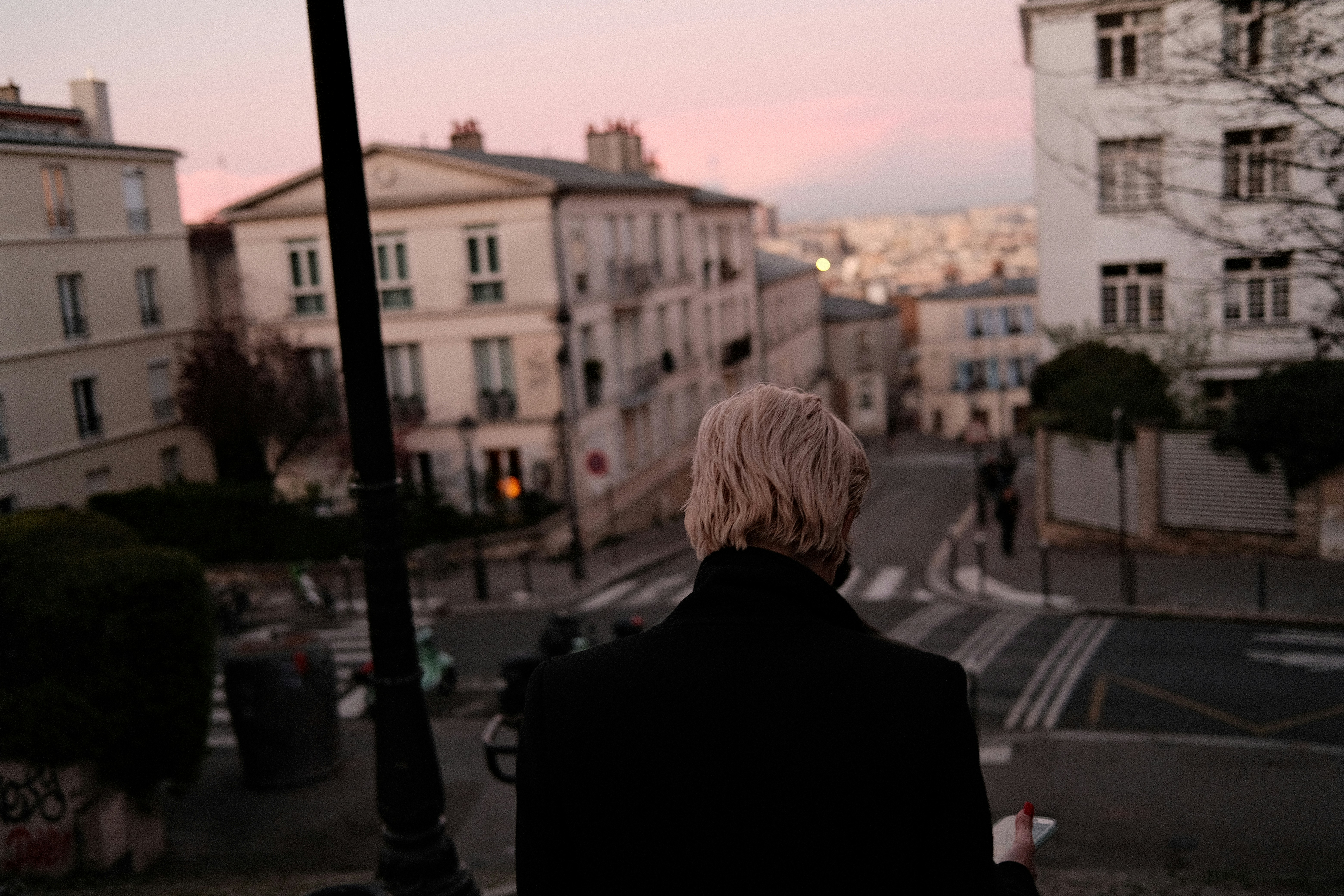 Rear-View Narrative: A Gazing City from the Edge