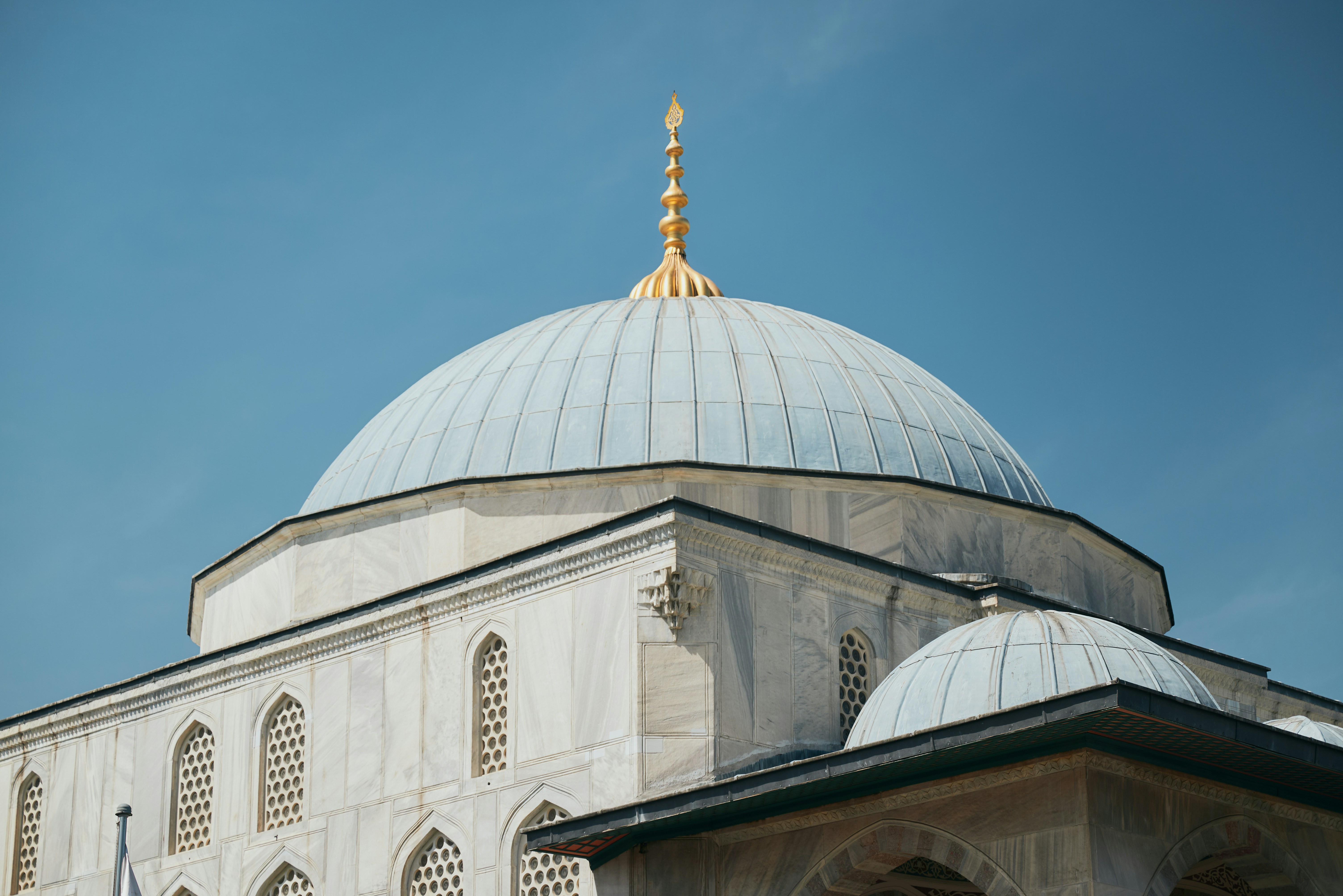 A large domed building against a clear blue sky. photo – Free ...