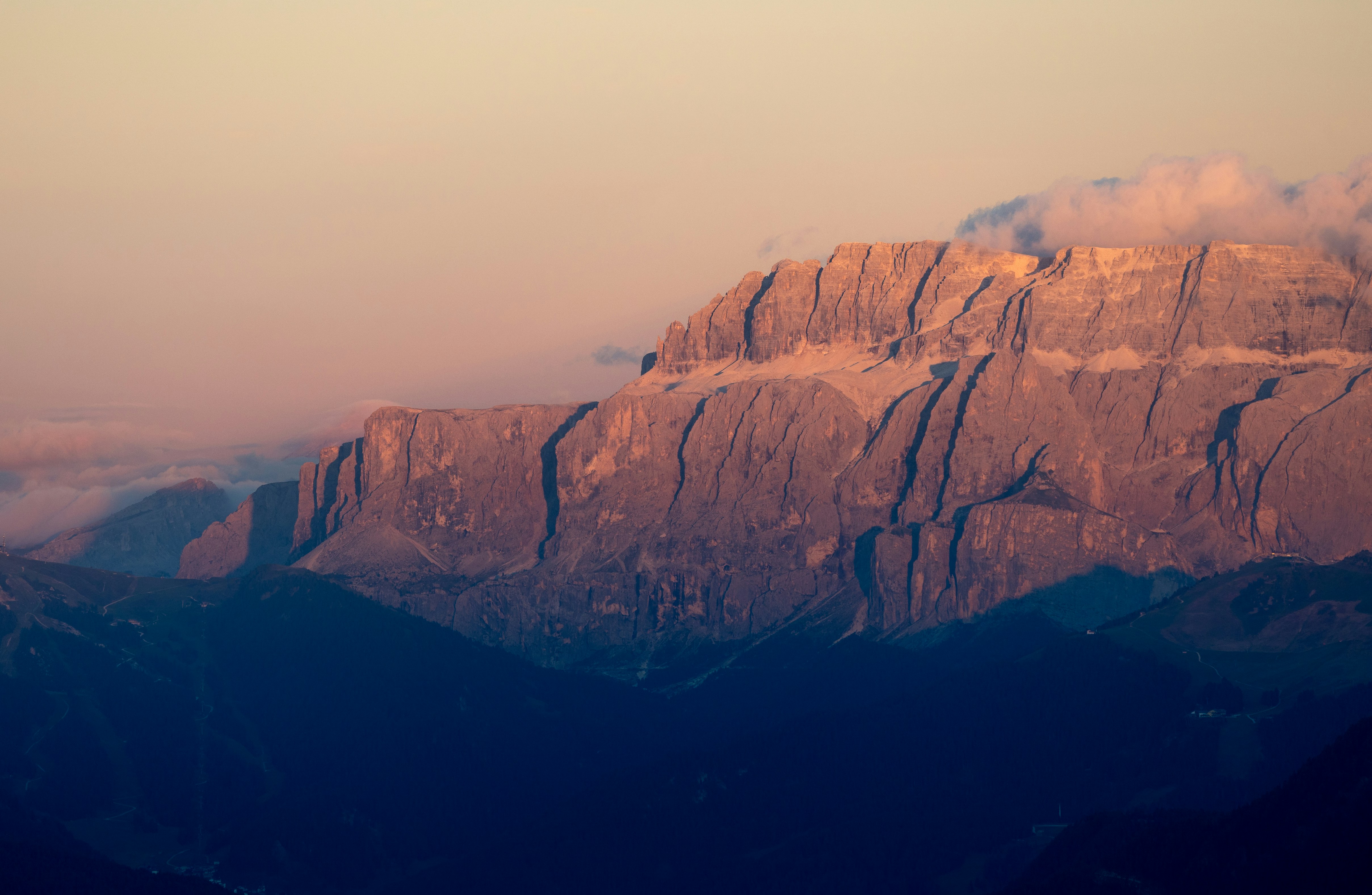 Sunlit Cliffs: Evening Light on the Rugged Ridge